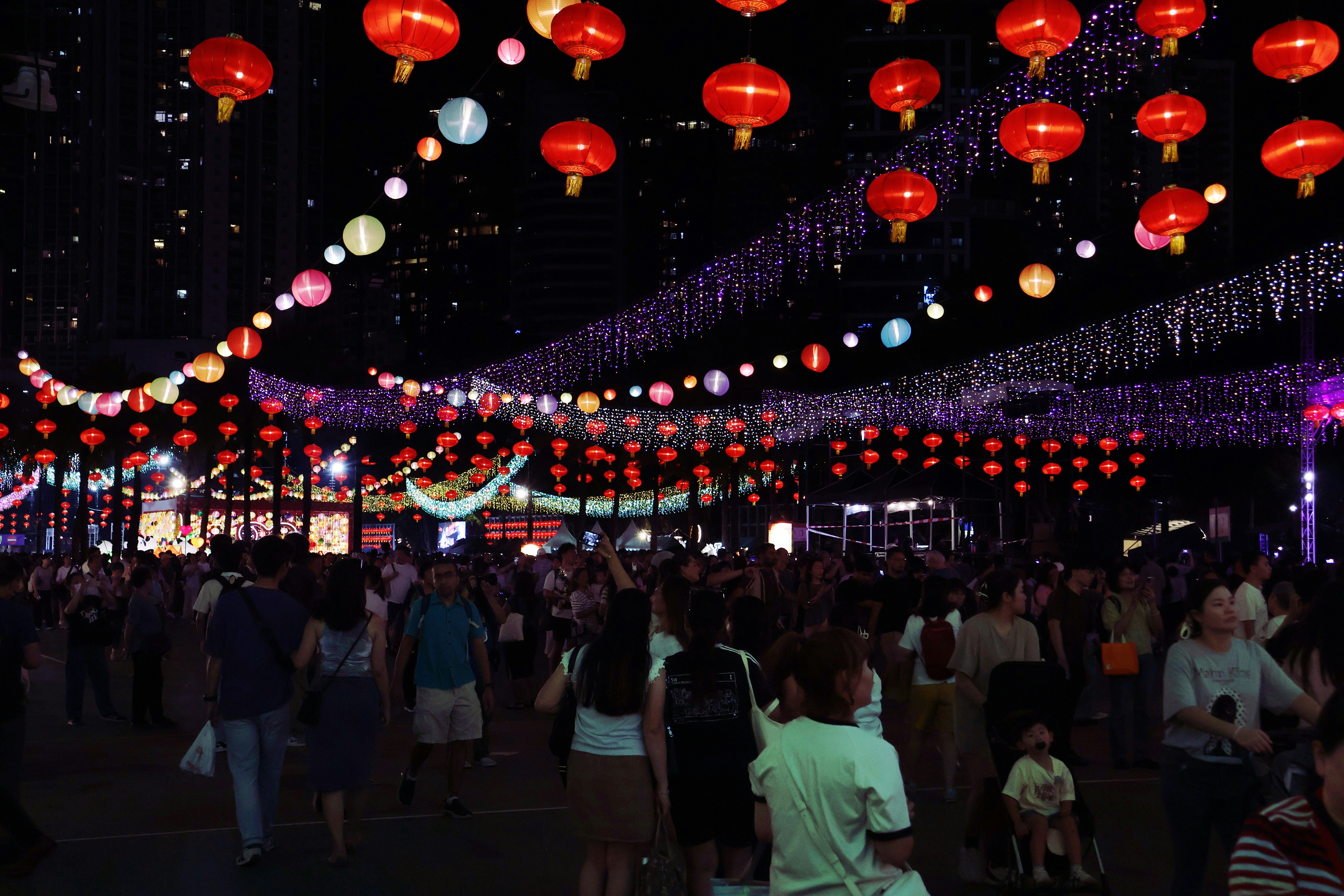 Lantern Festival Pulse: Night Market Strings Weaving Through a Sea of Faces