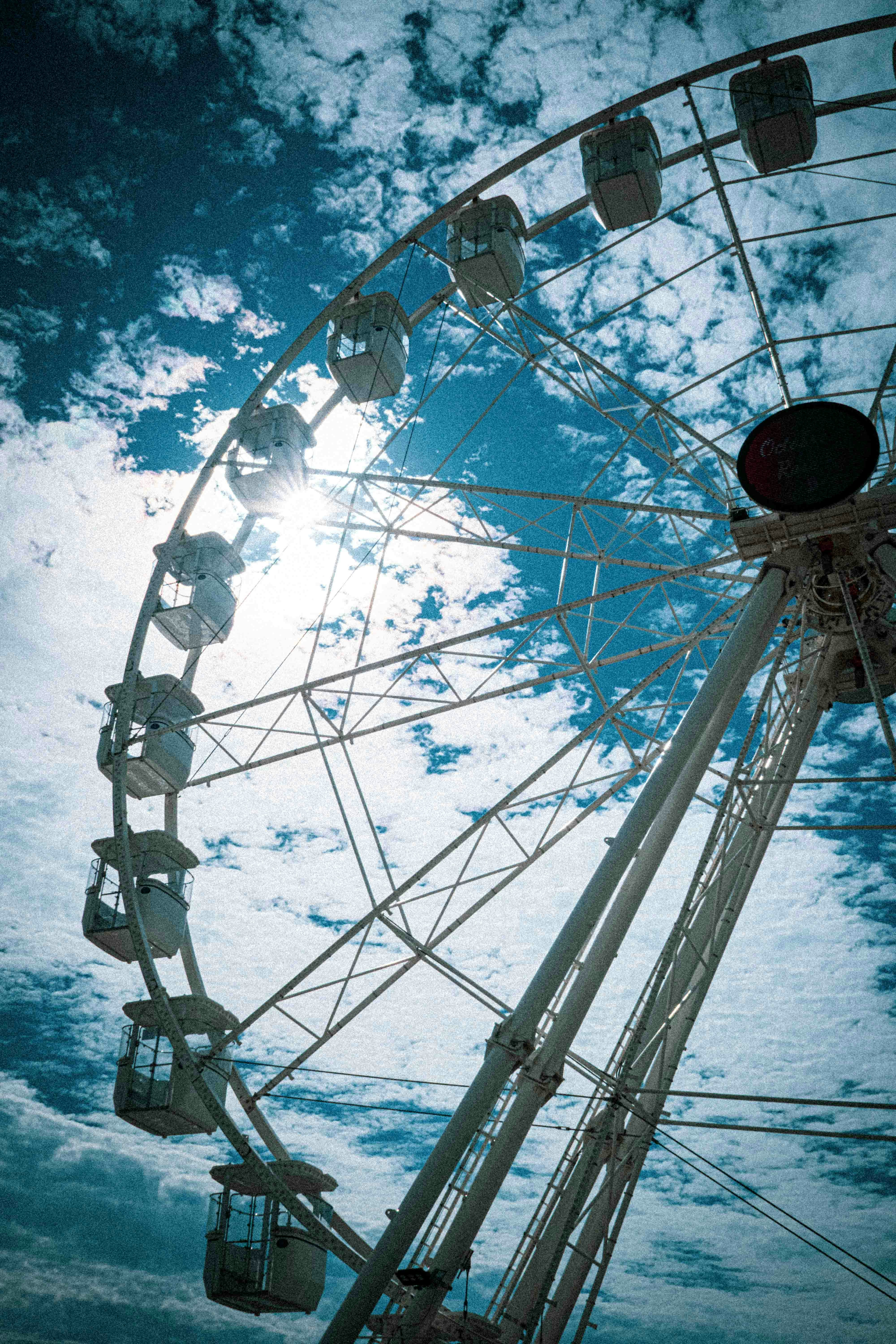 Sunlit Ferris Wheel Arc: A Skyward Moment of Steel and Sky