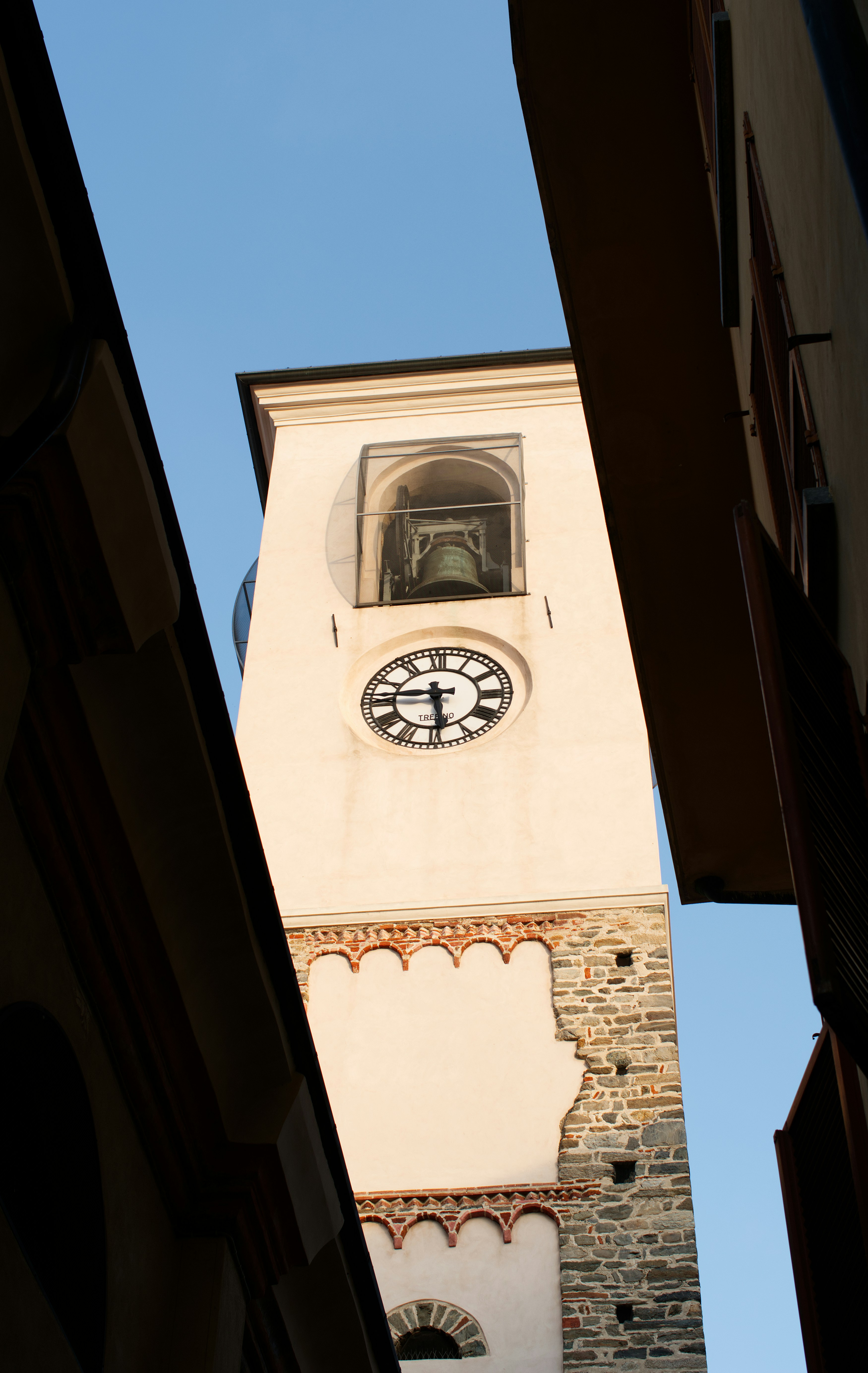 Clocktower Narrow: A Sky-Frame Between City Walls