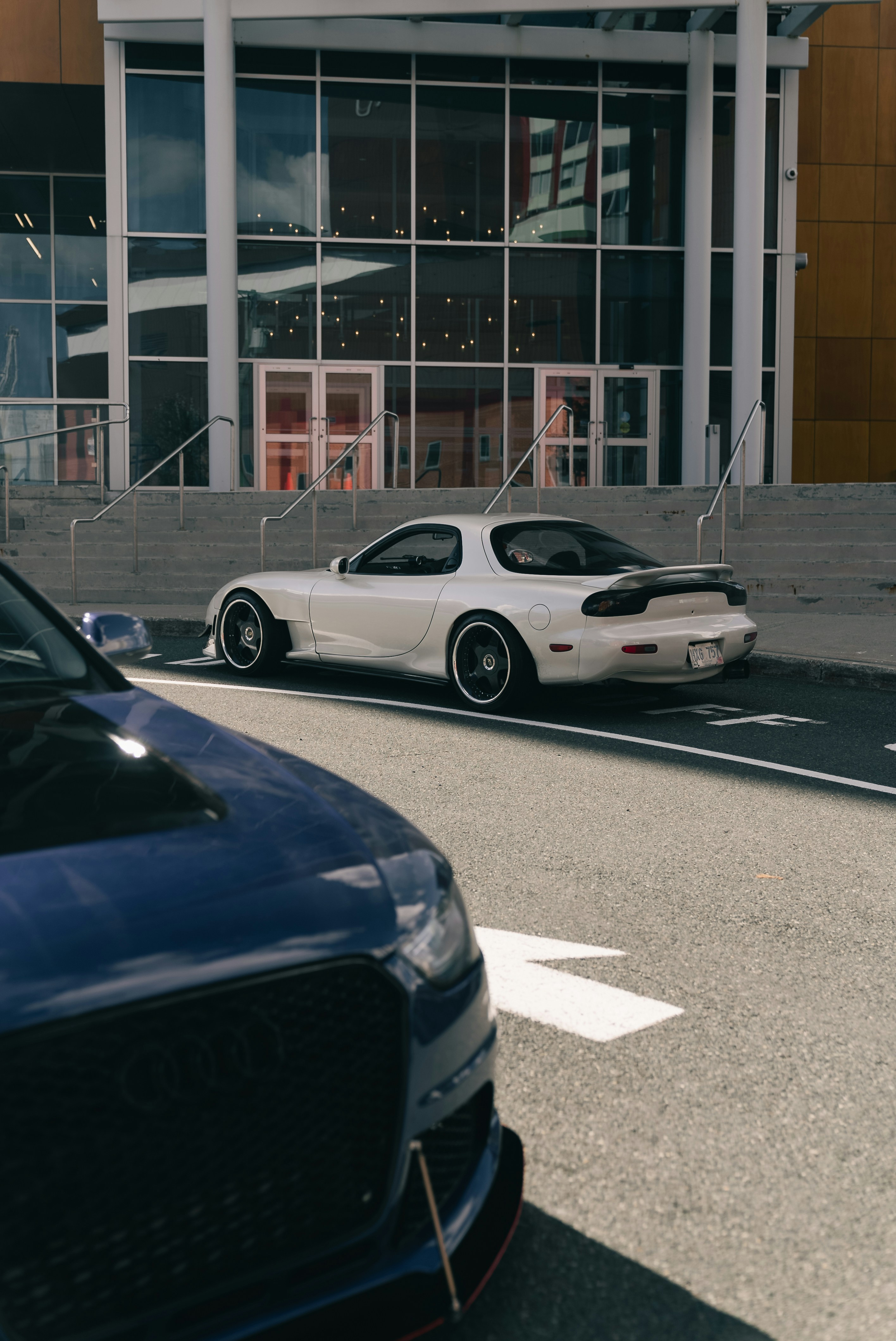 White TA Garage: A poised skyline of curves and chrome in the urban approach