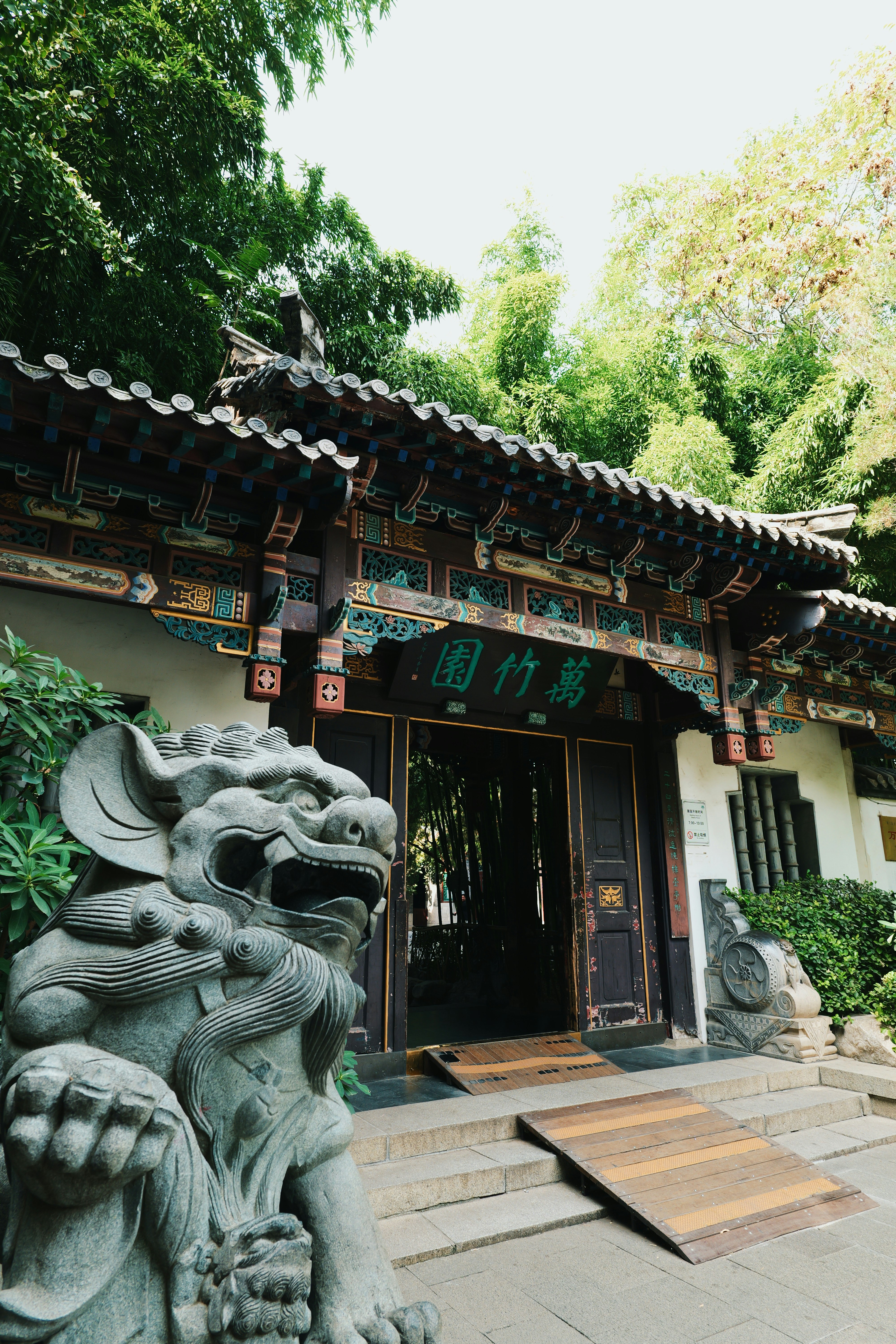 Gate of Willow Pavilion: A Carved Stone Guardian at the Threshold