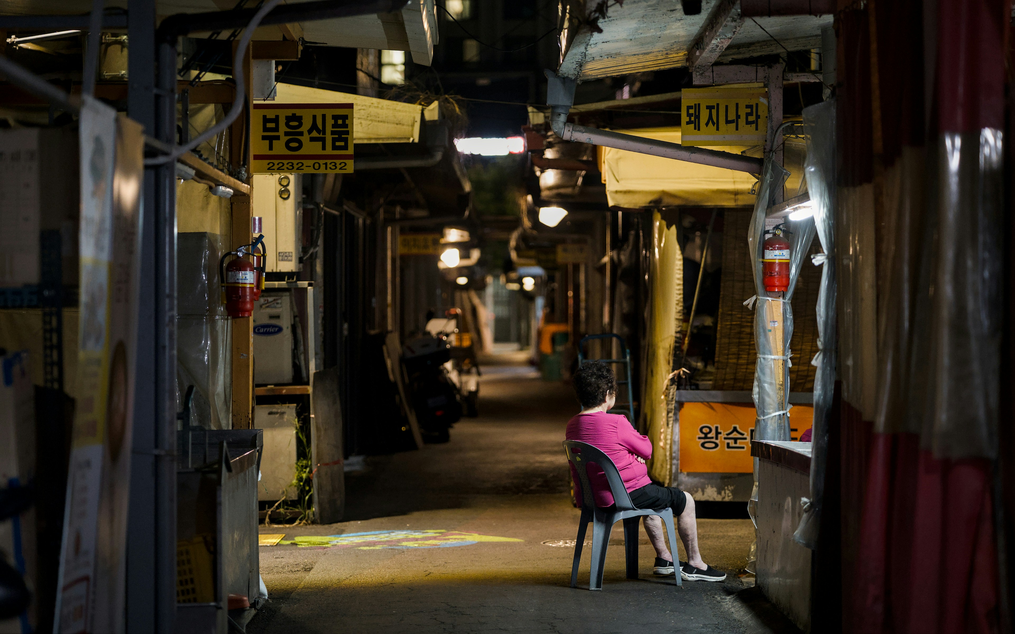 Late-Night Alley Seat: A Quiet Junction in a Bustling Market