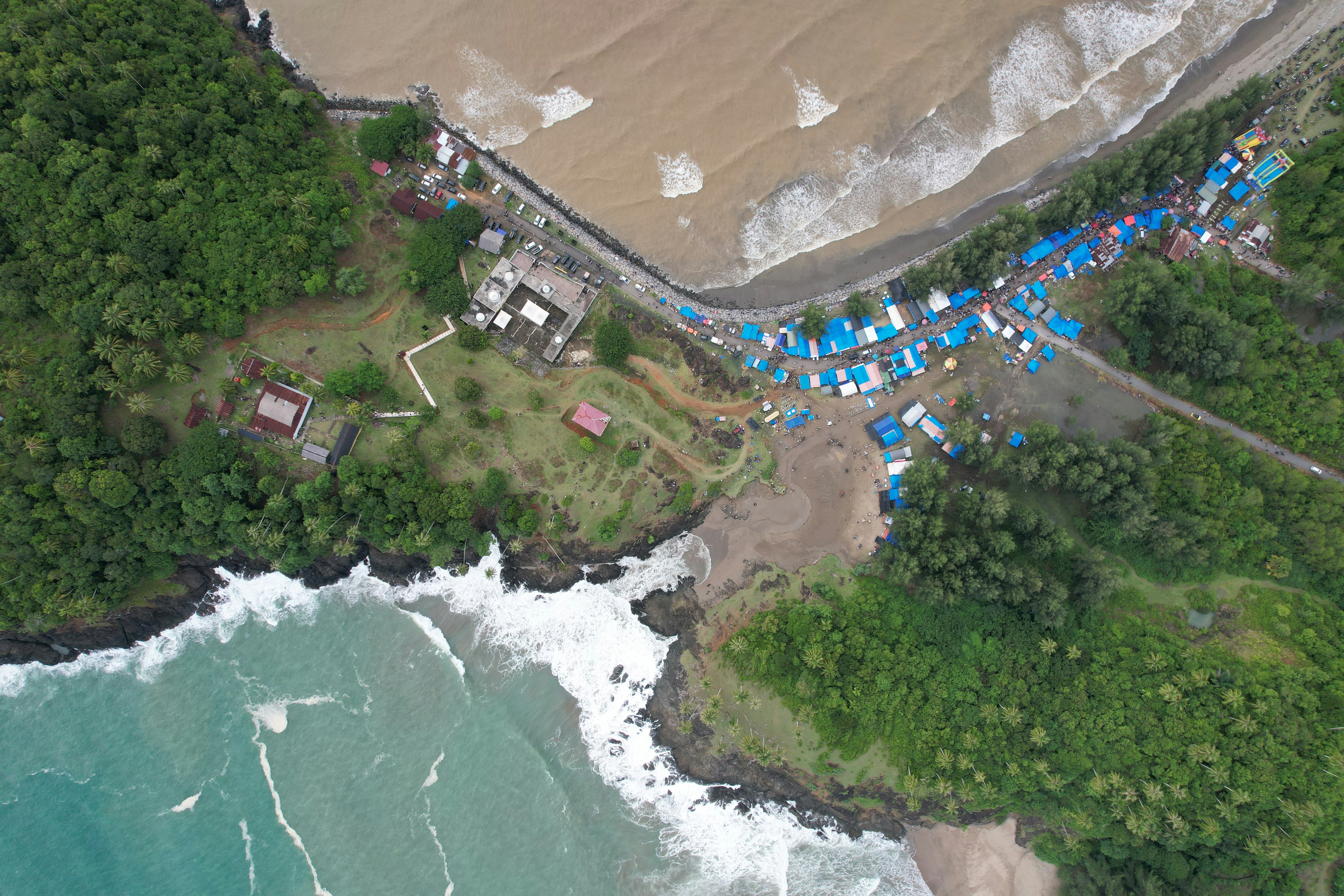 Blue Shade Over Ocean Cliff: Aerial Corridor of Beachfront Stalls