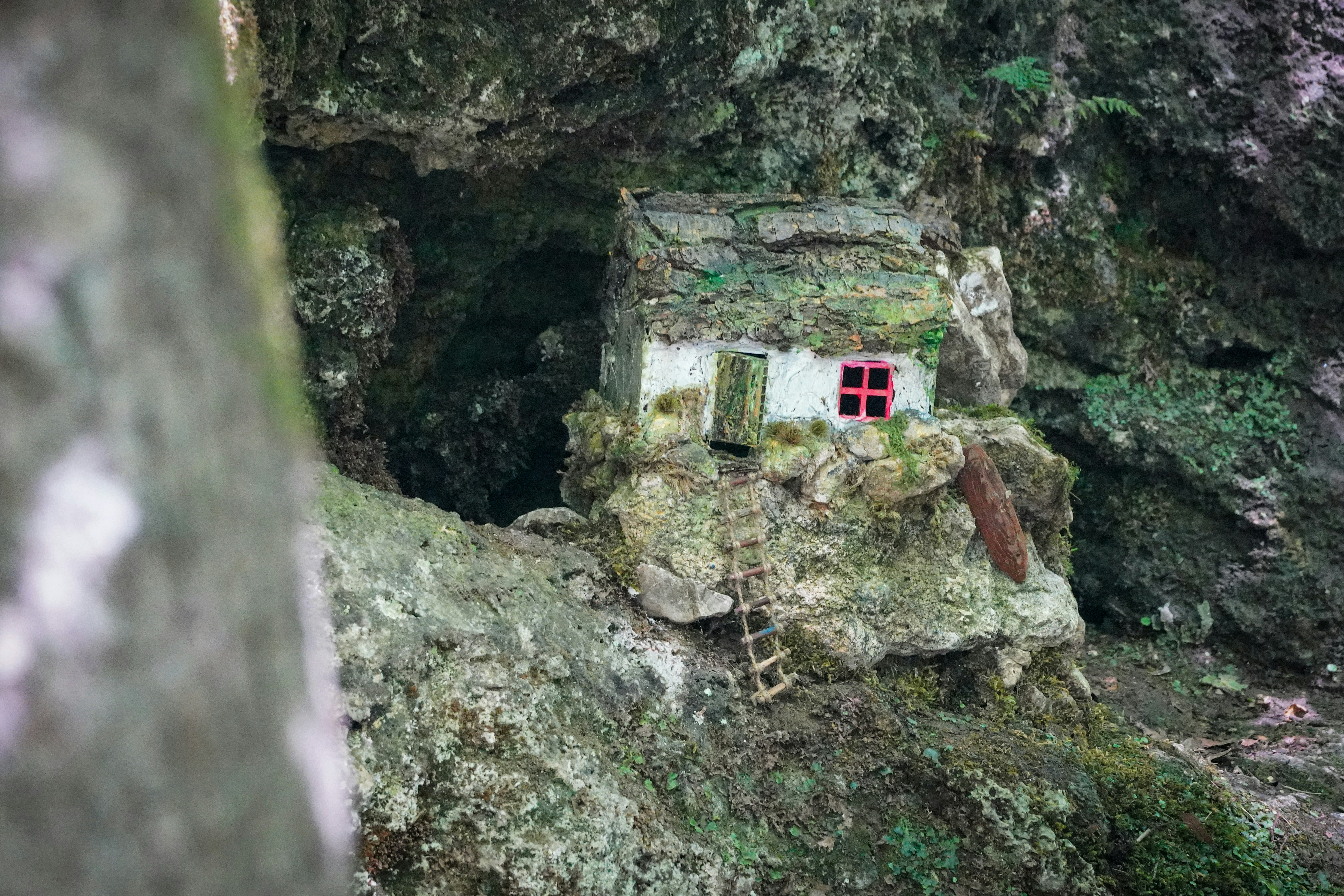 Miniature Cliffside Cottage with Mossy Aftercare