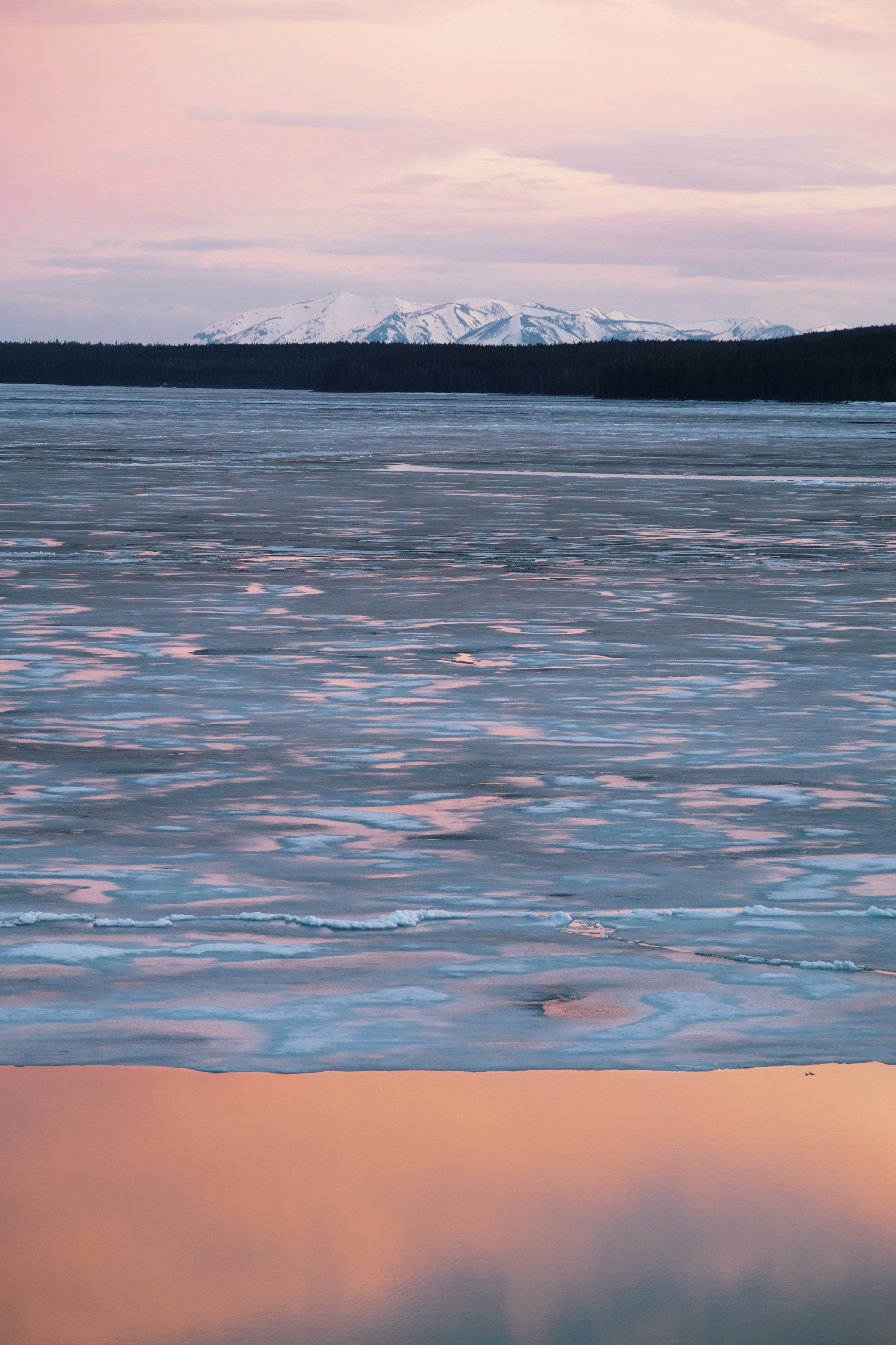 Dawn over Pale Ice: Snow-dusted Peaks Beneath a Peach Sky