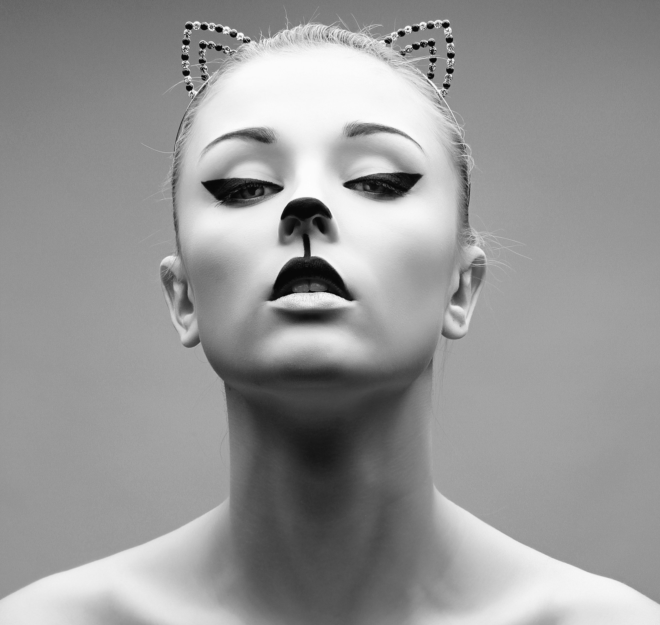 Cat-Eye Couture: A monochrome study of chrome accents and feline grace