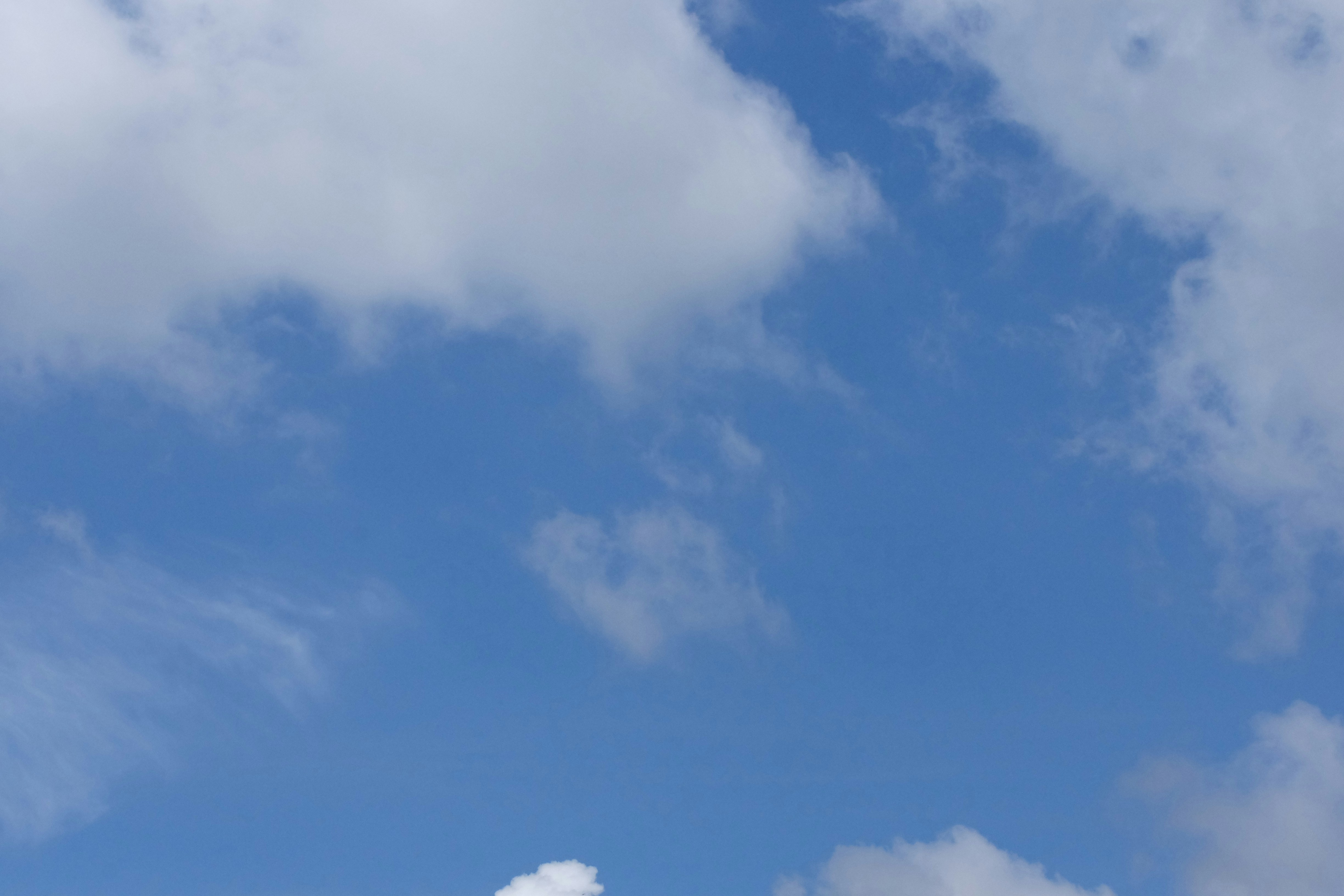 Azure Expanses: A Quiet Sky Under Wide Clouds