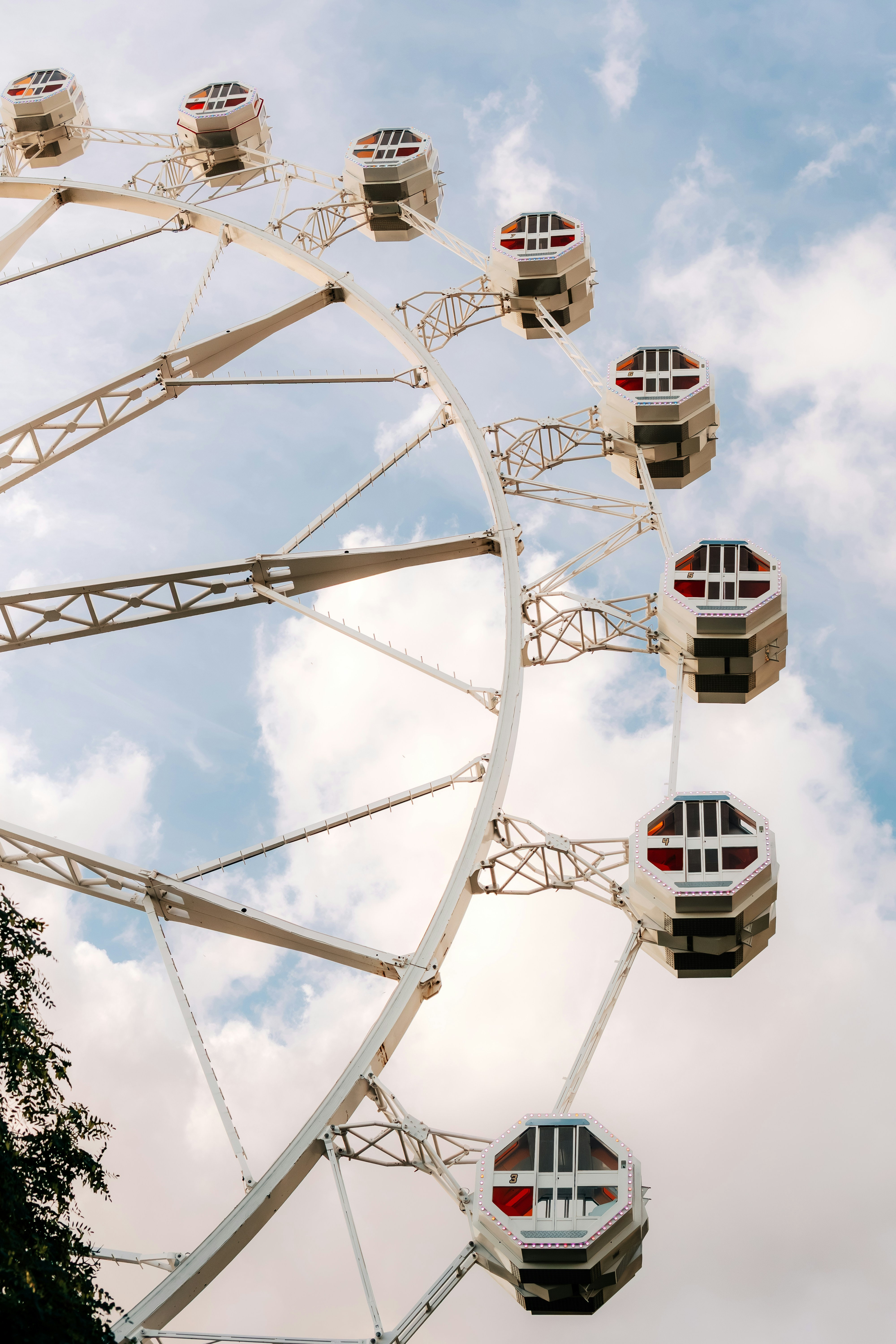Giant Wheel Veil: Aerial Ferris Loop Against a Clear Sky