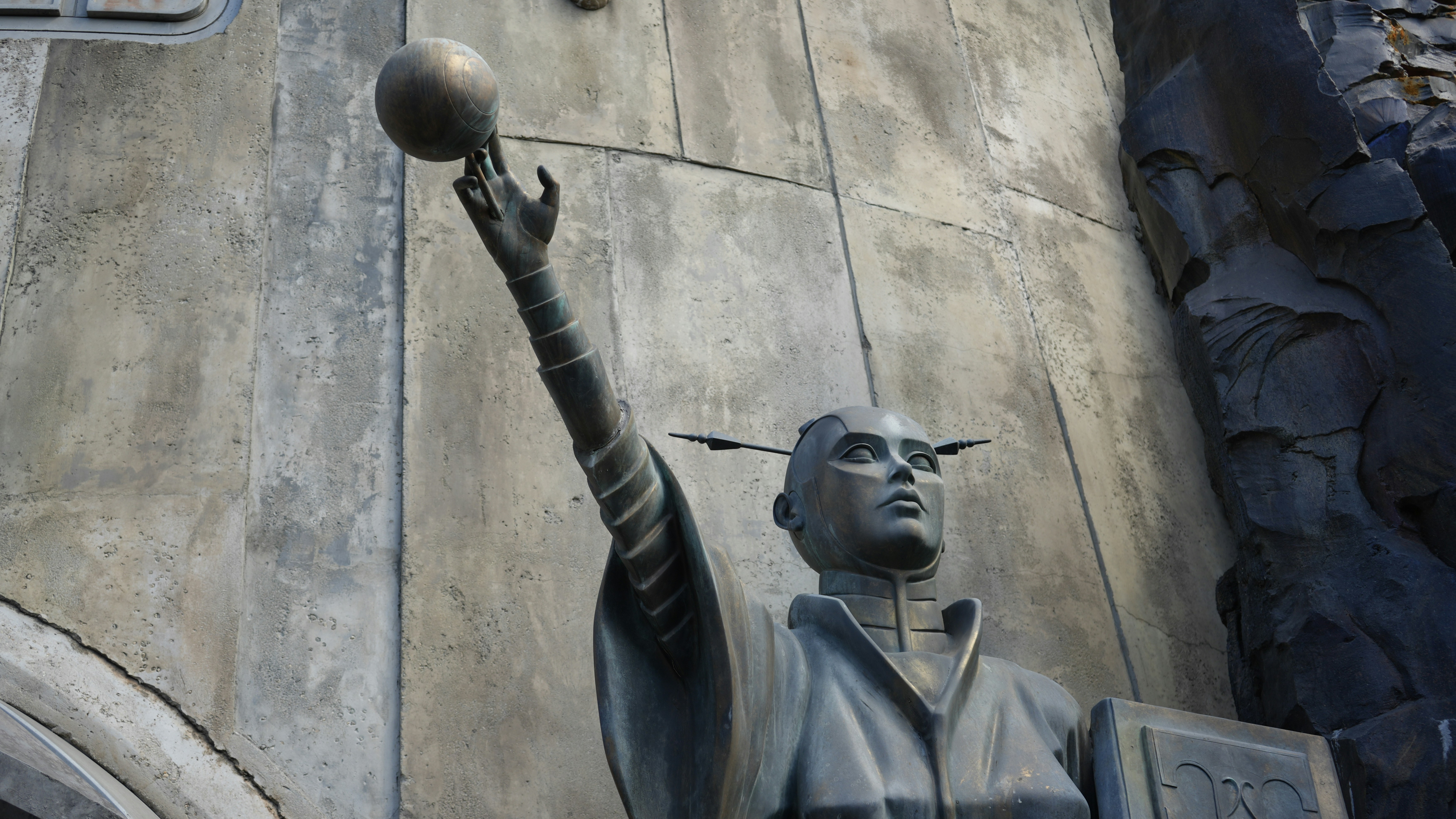 Heroic Gaze: A Winged Statue Reaching Toward the Skies