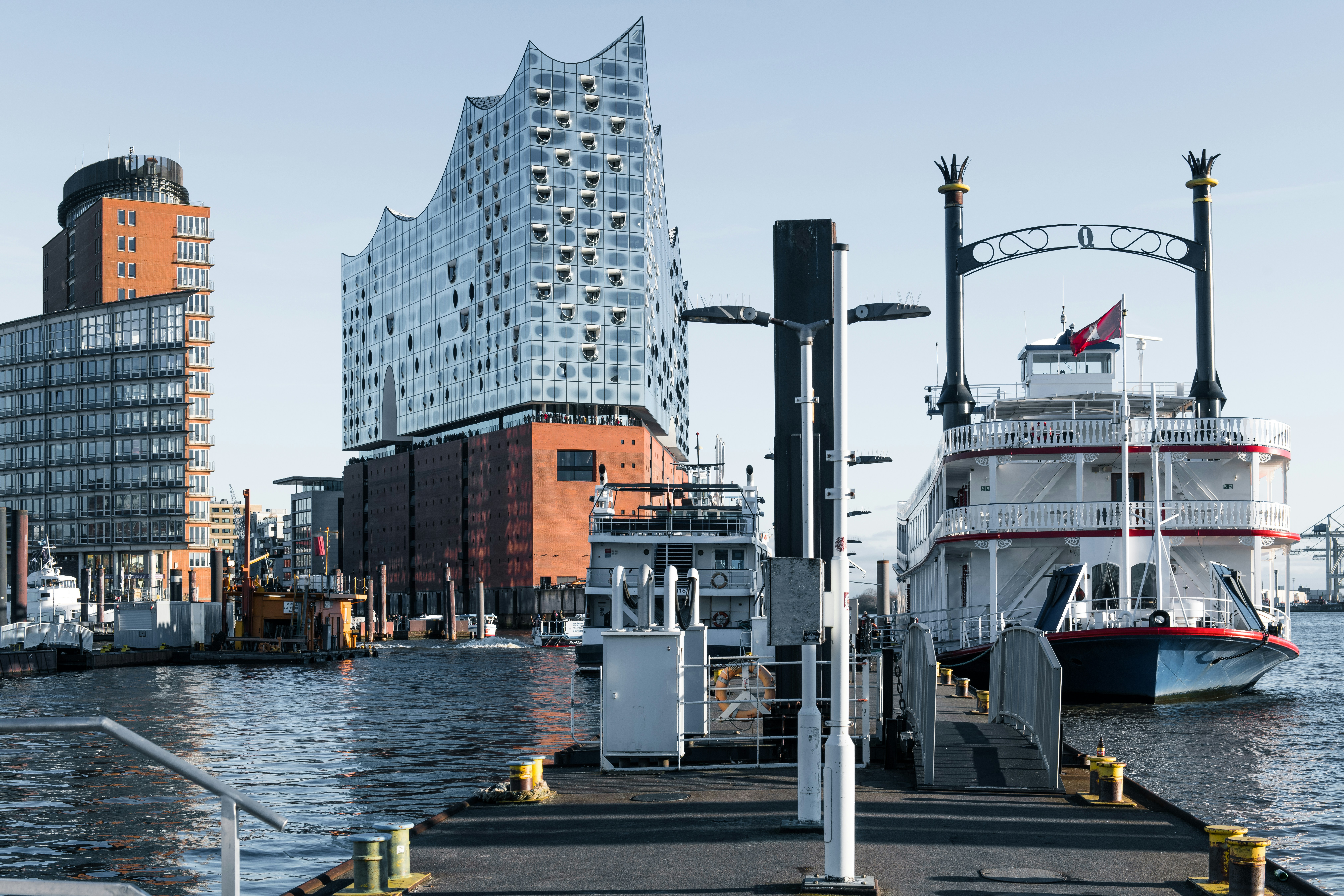 Harborfront Pulse: Modern Docklands Meet the Curves of the Elbphilharmonie
