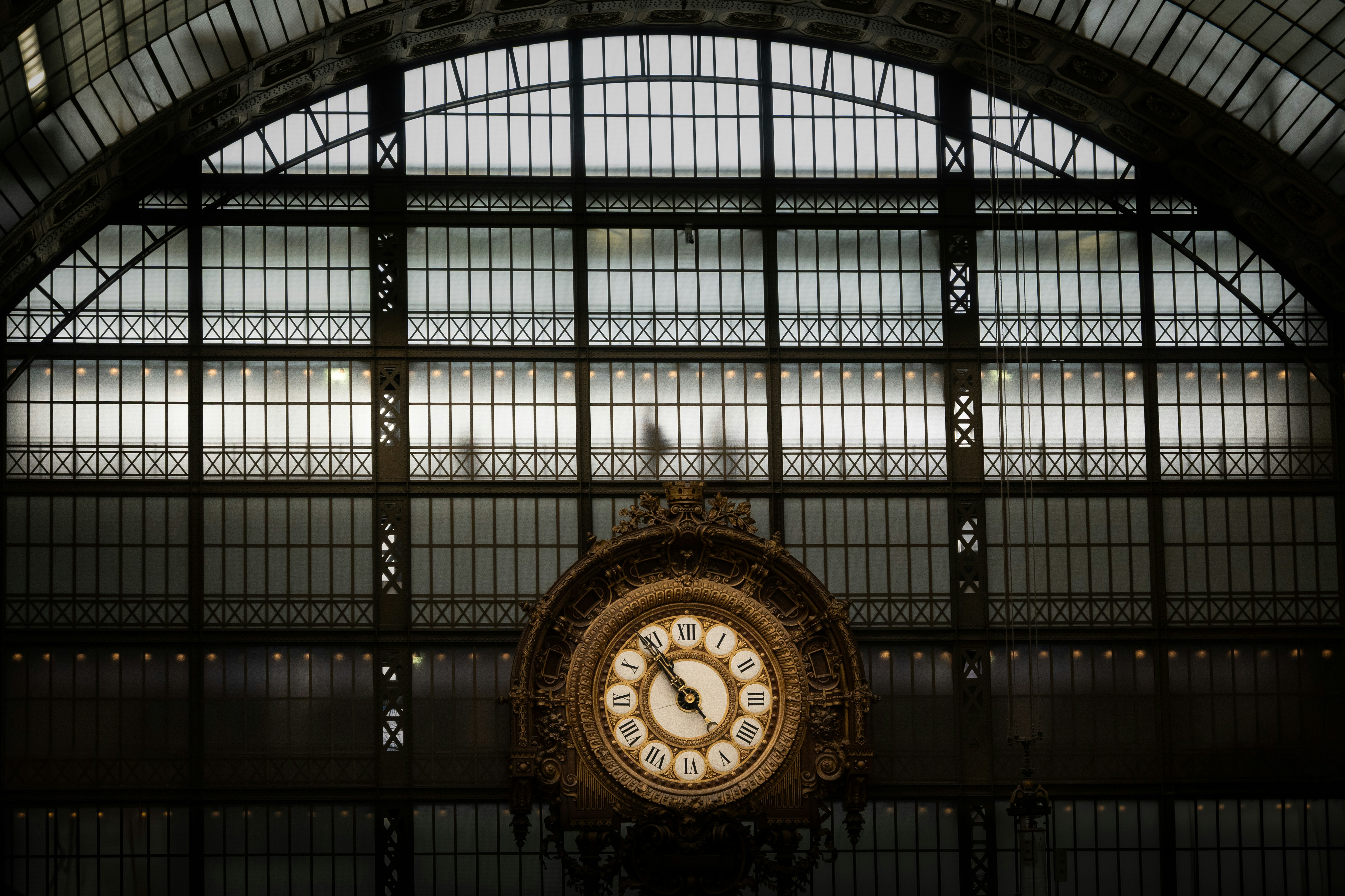 Clockwork Confluence: A Grand Station Clock Sets the Center of Gravity