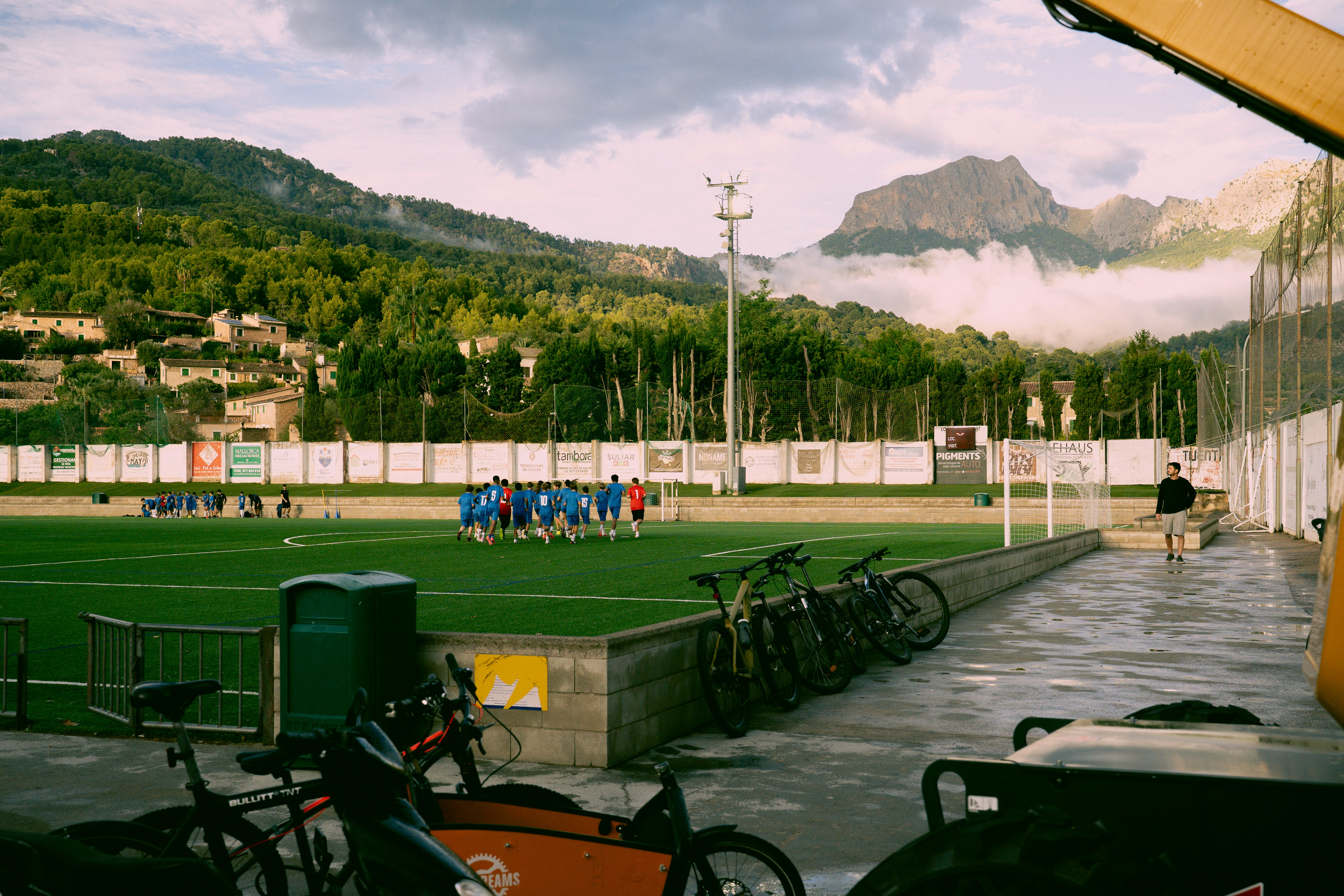 Peninsula of Play: Team Talk on a Crest of Field
