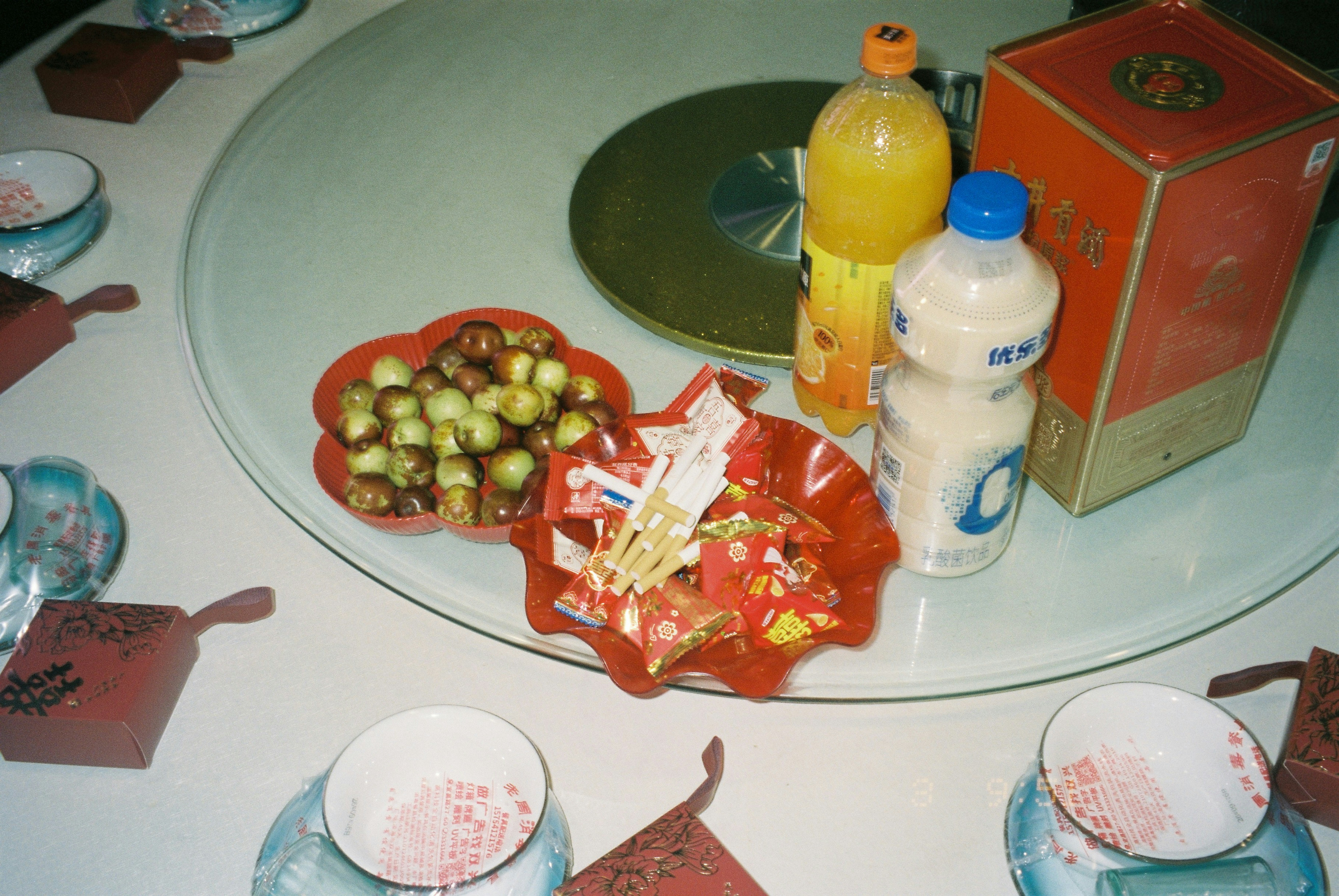 RoundTable Delights: Snacks and Beverages Centered on a Family Feast