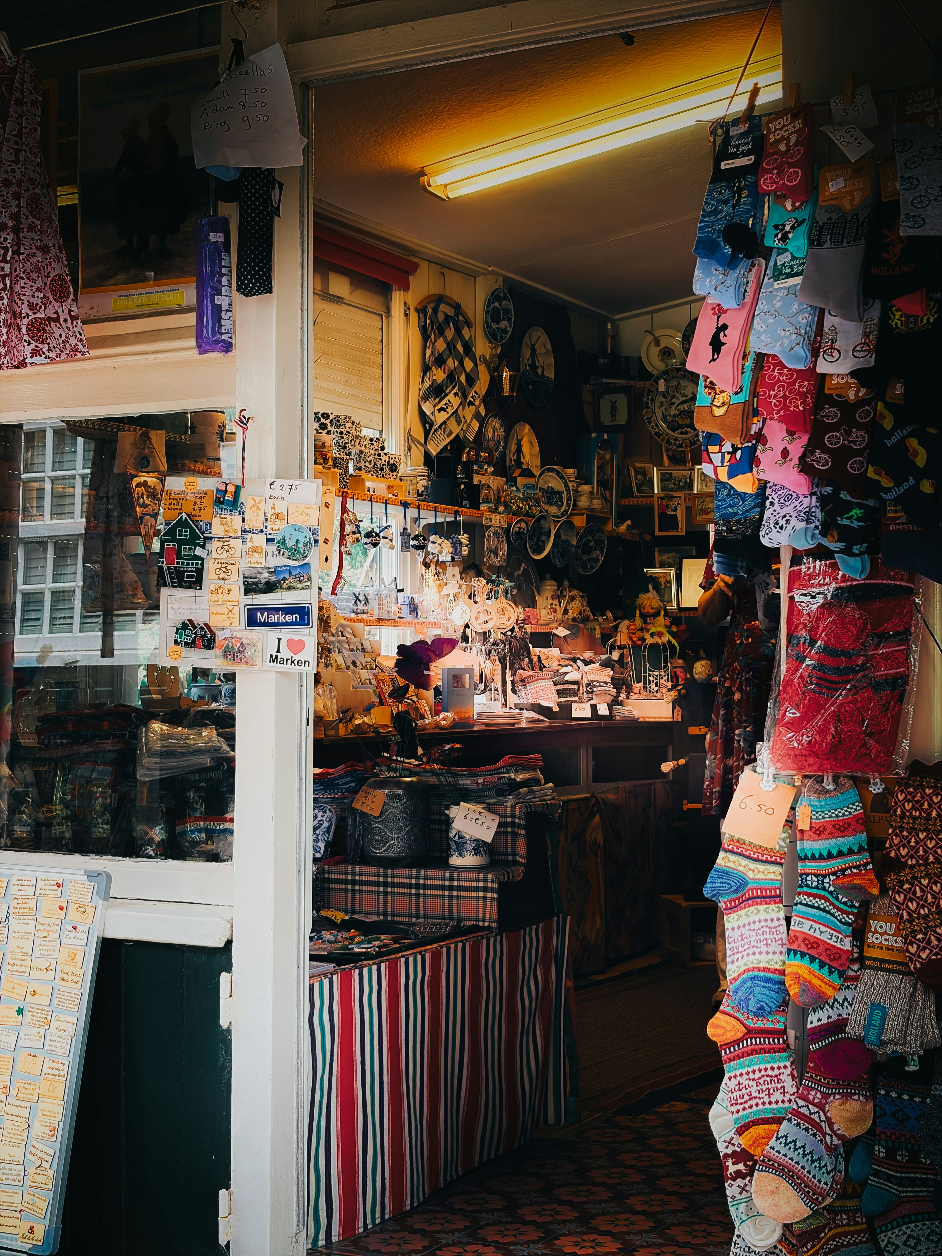 Colorful Market Nook: A Warm Inside of Handcrafted Goods