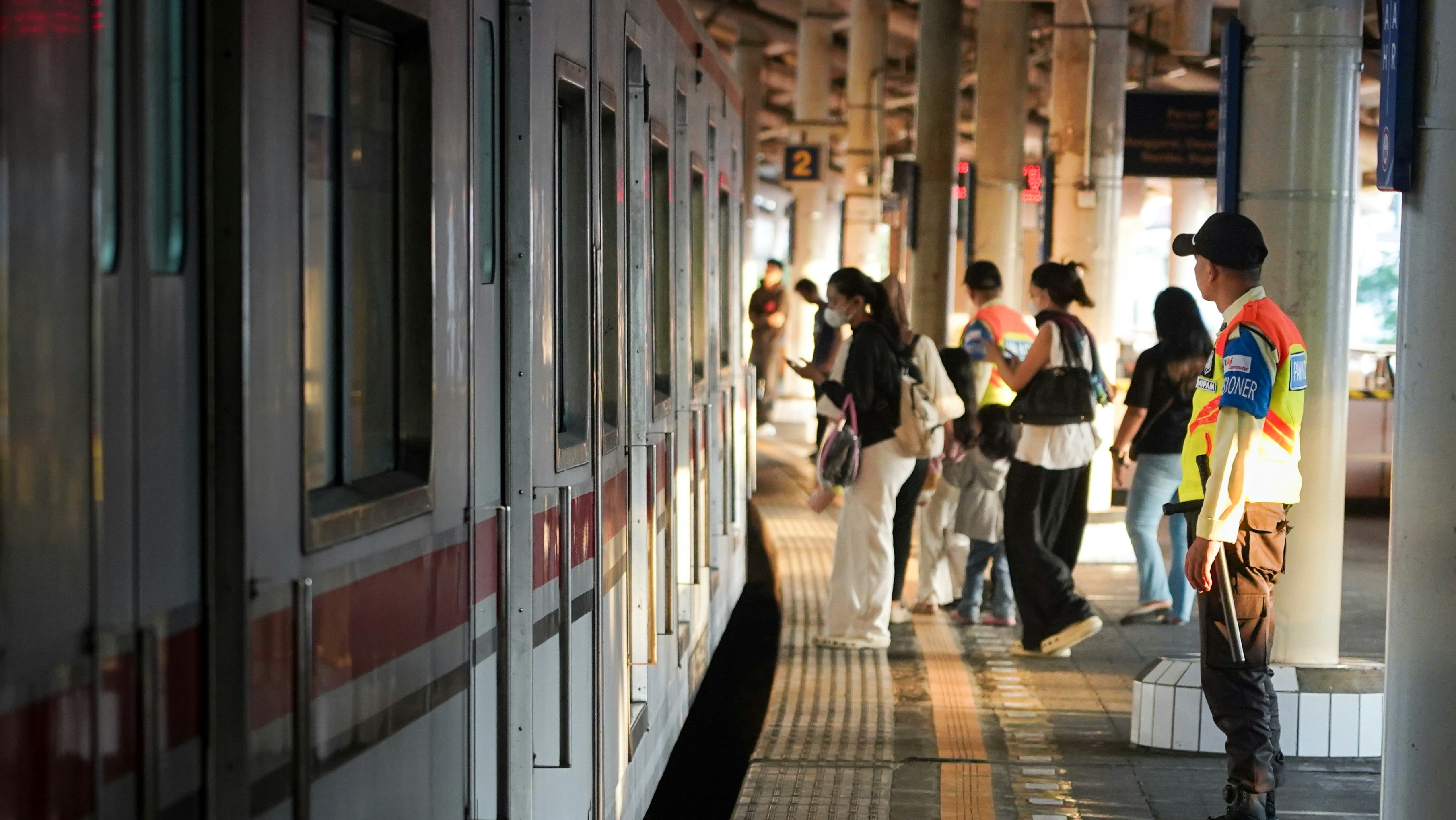Onboard Pause: Passengers Await the Next Car as the Platform Bends Away