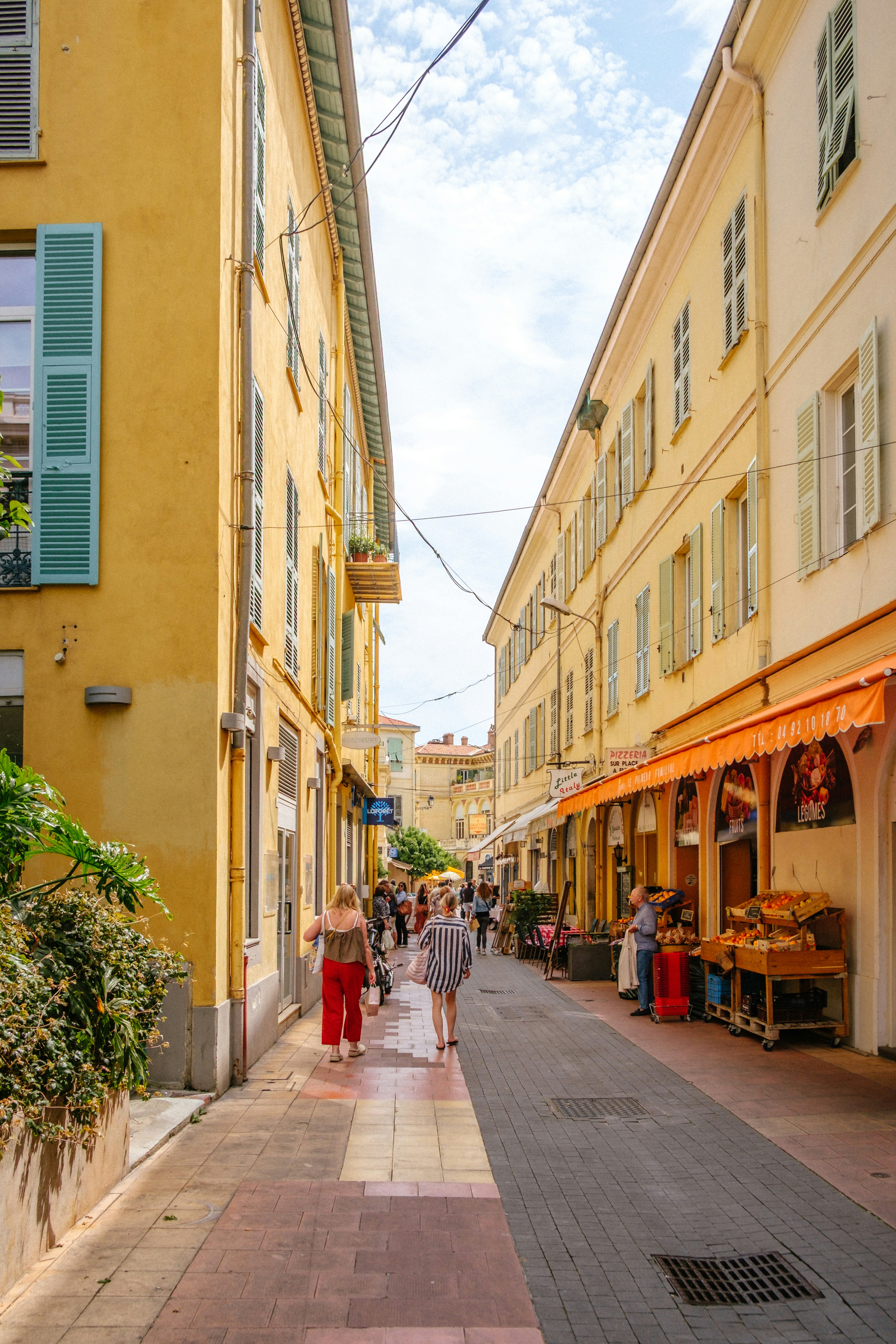 Sunlit Calle: A Quiet Moment on a Mediterranean Lane