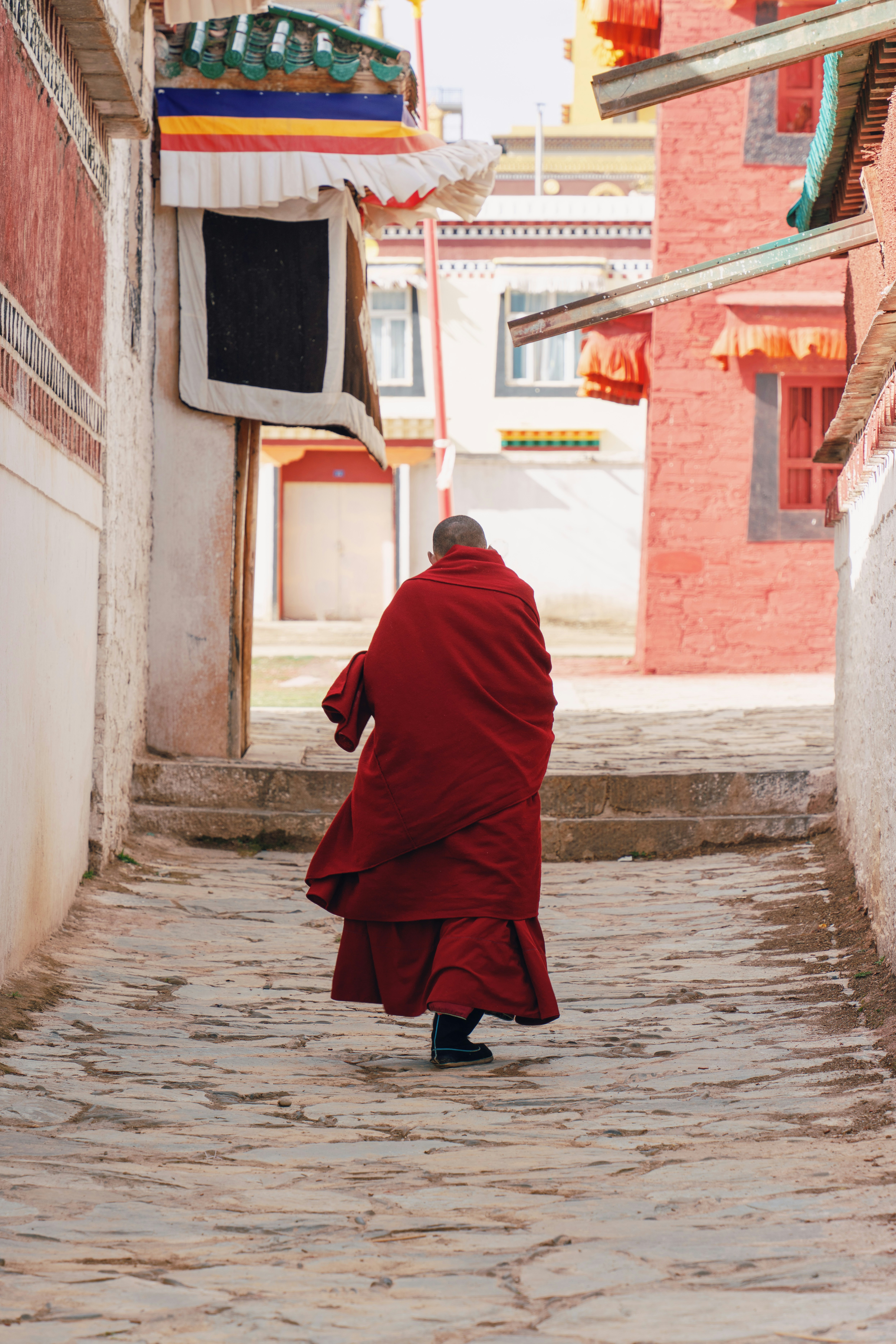 Red Robe in the Lantern-Quiet Alley