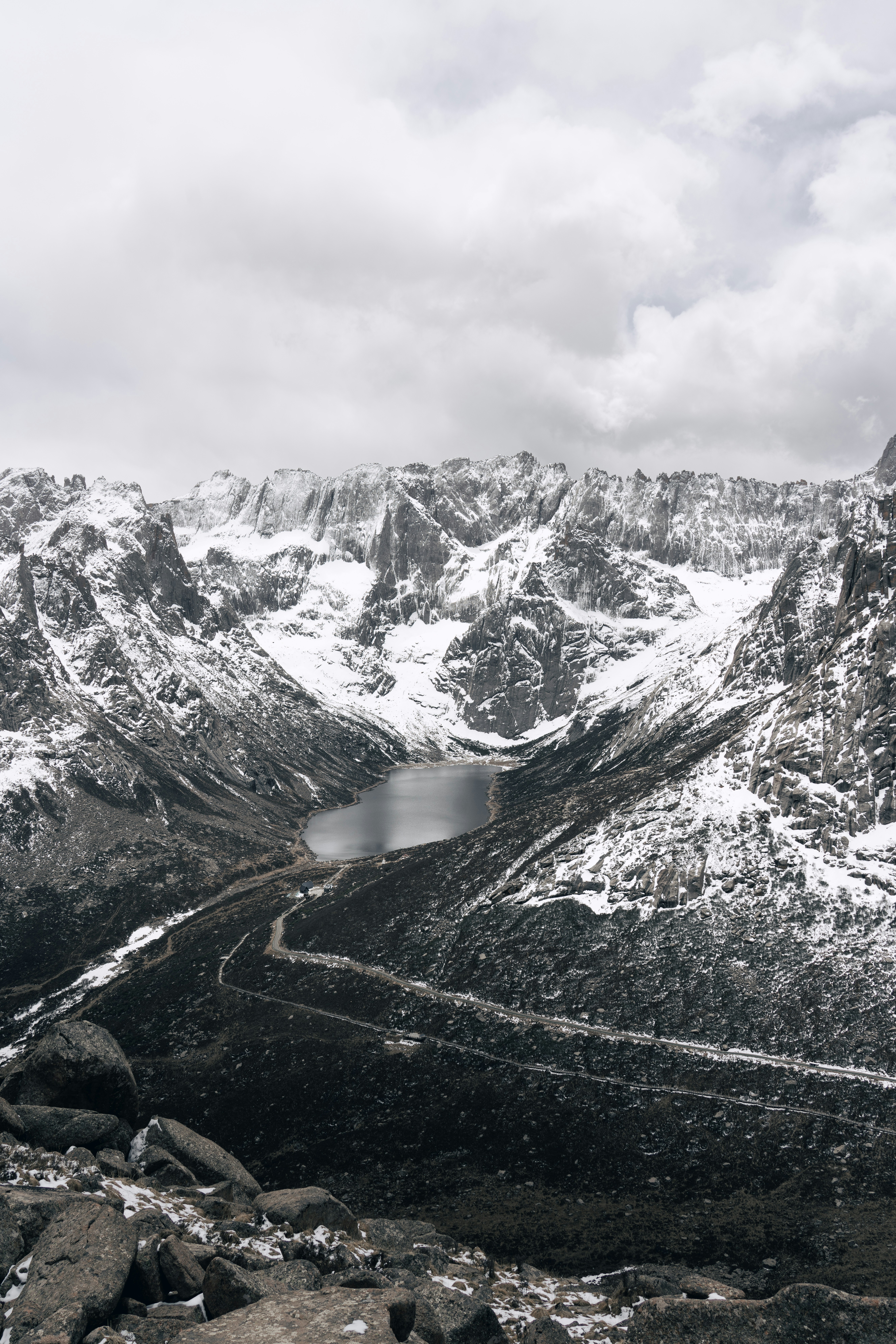 Snowbound Amphitheater: A Valley of Peaks Dusted in Grey