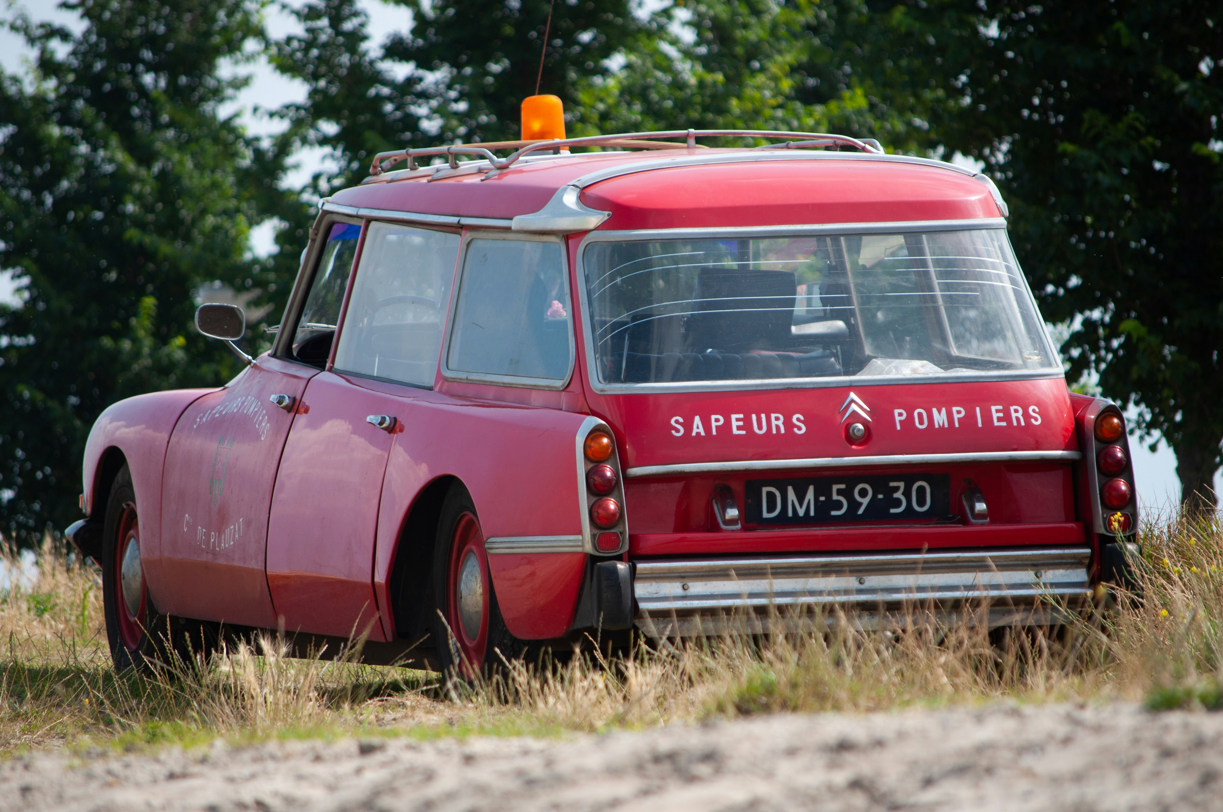 Red Oldtimer Scout: A Fireful Stance in the Field