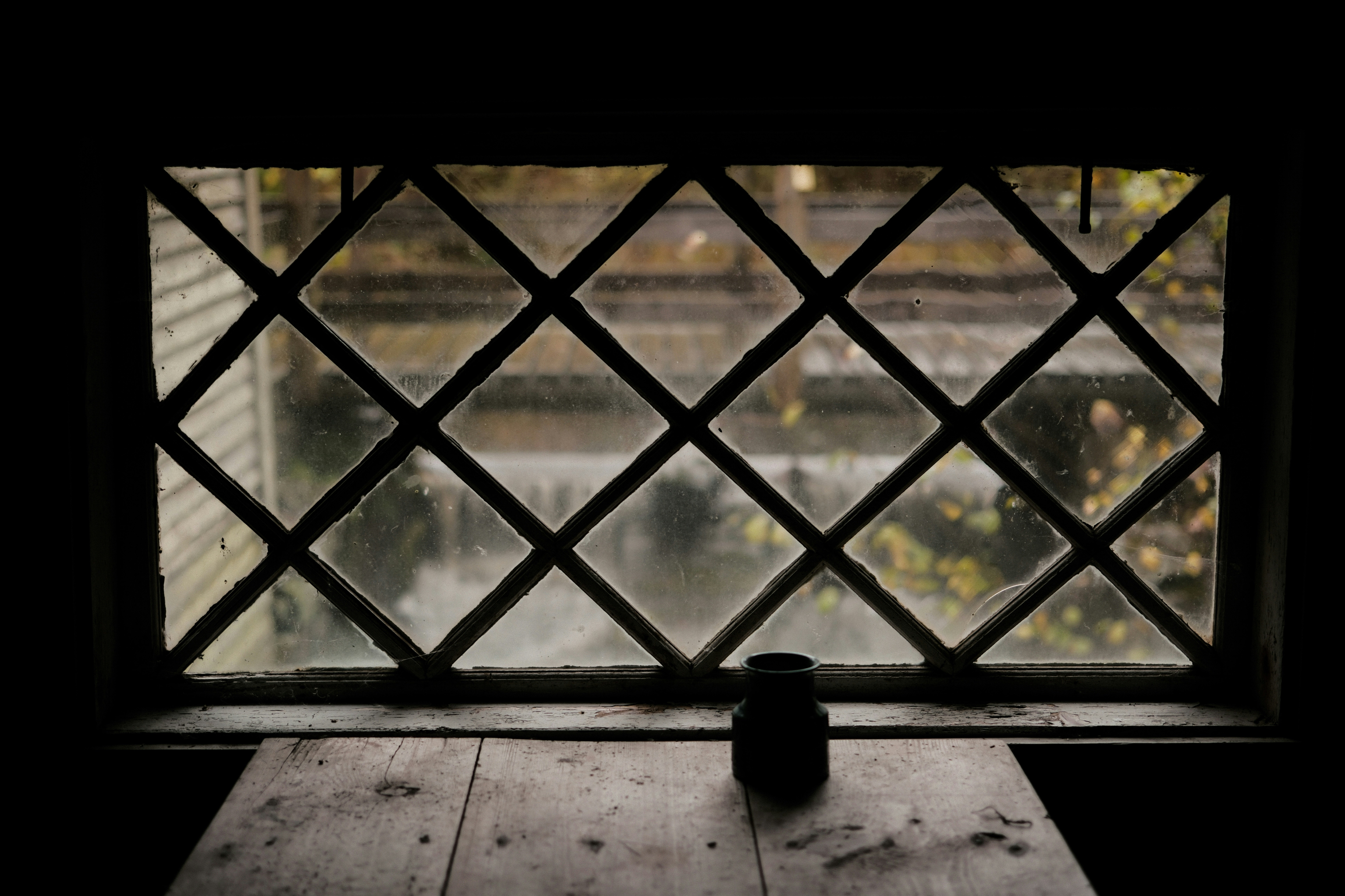 Guarded View Through a Diamond Lattice
