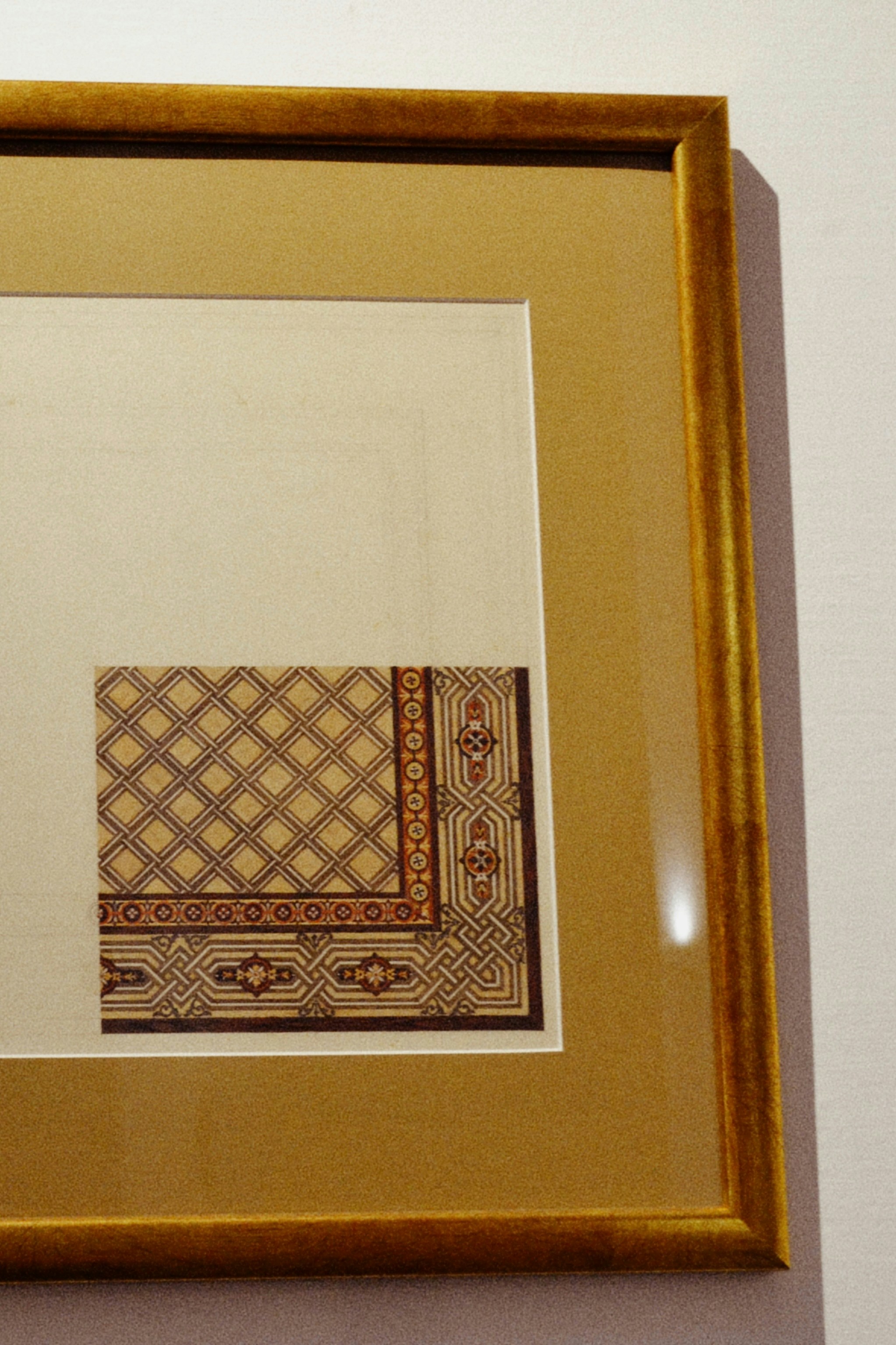 Golden Frame, Quiet Wall: A Close Look at Boundary and Pattern