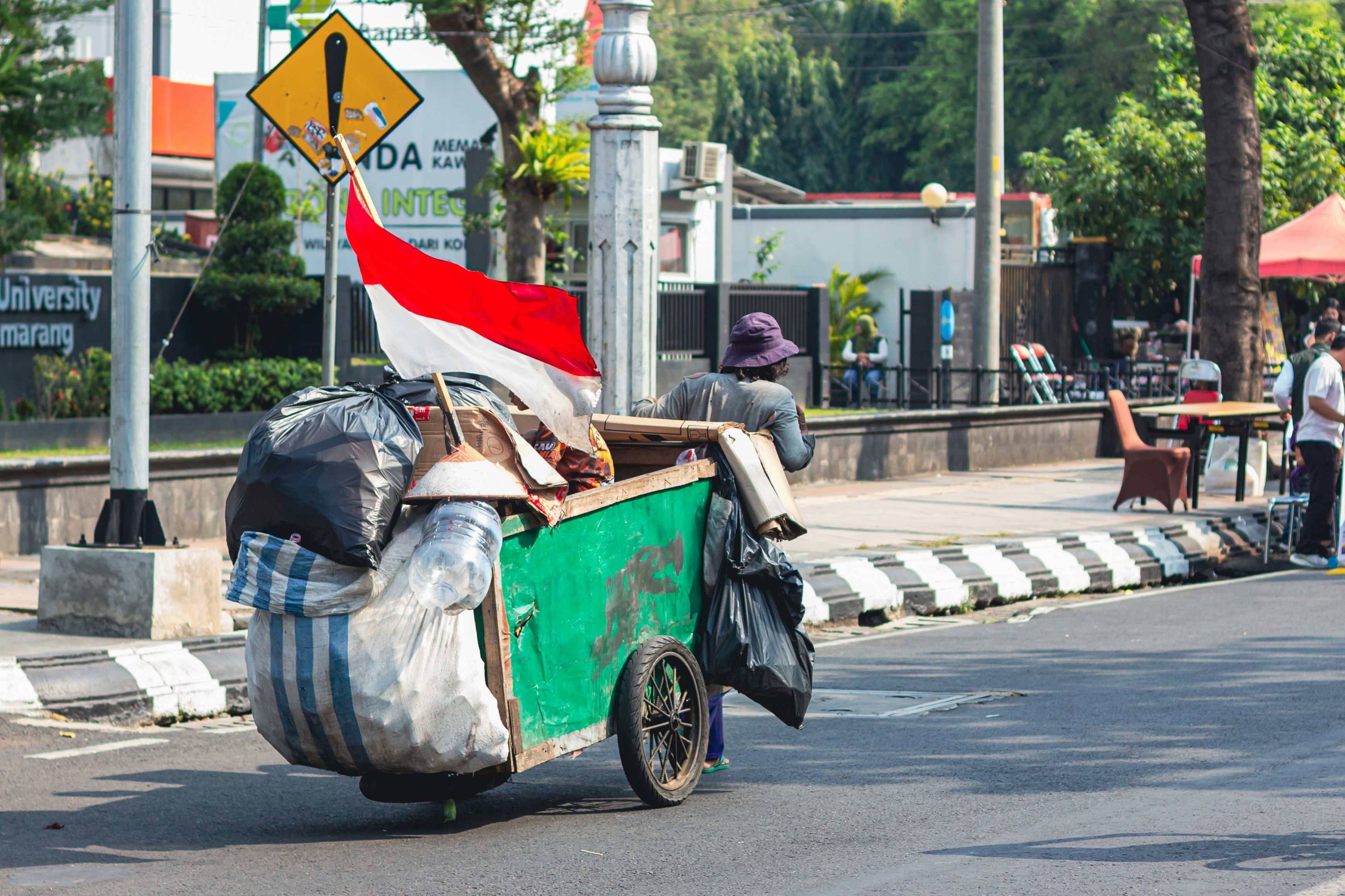 Rickshaw Push: A Lightweight Caravan on a City Street