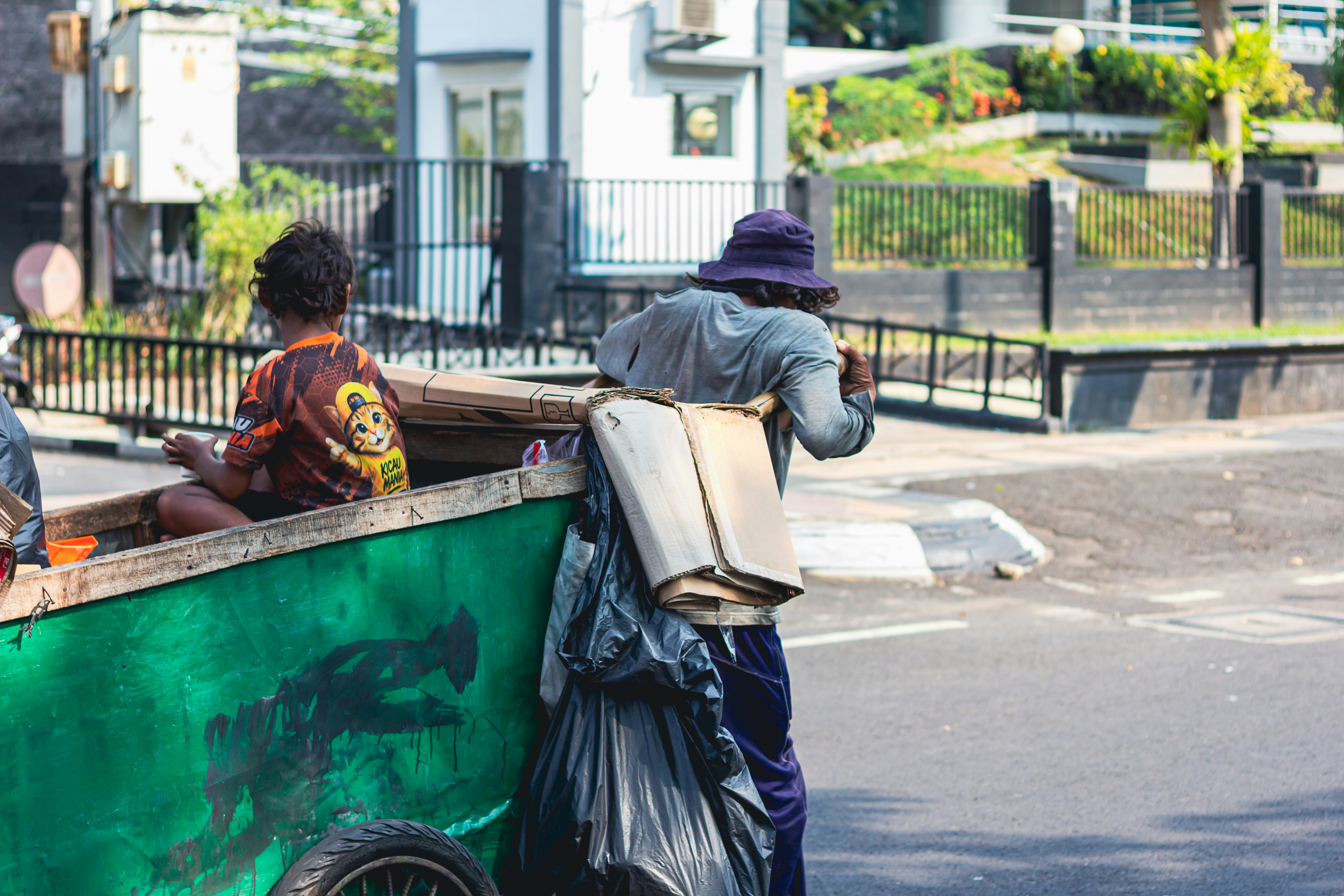Street Cart Cleanup: A Moment of Quiet Between Traffic and Tides of Daily Life