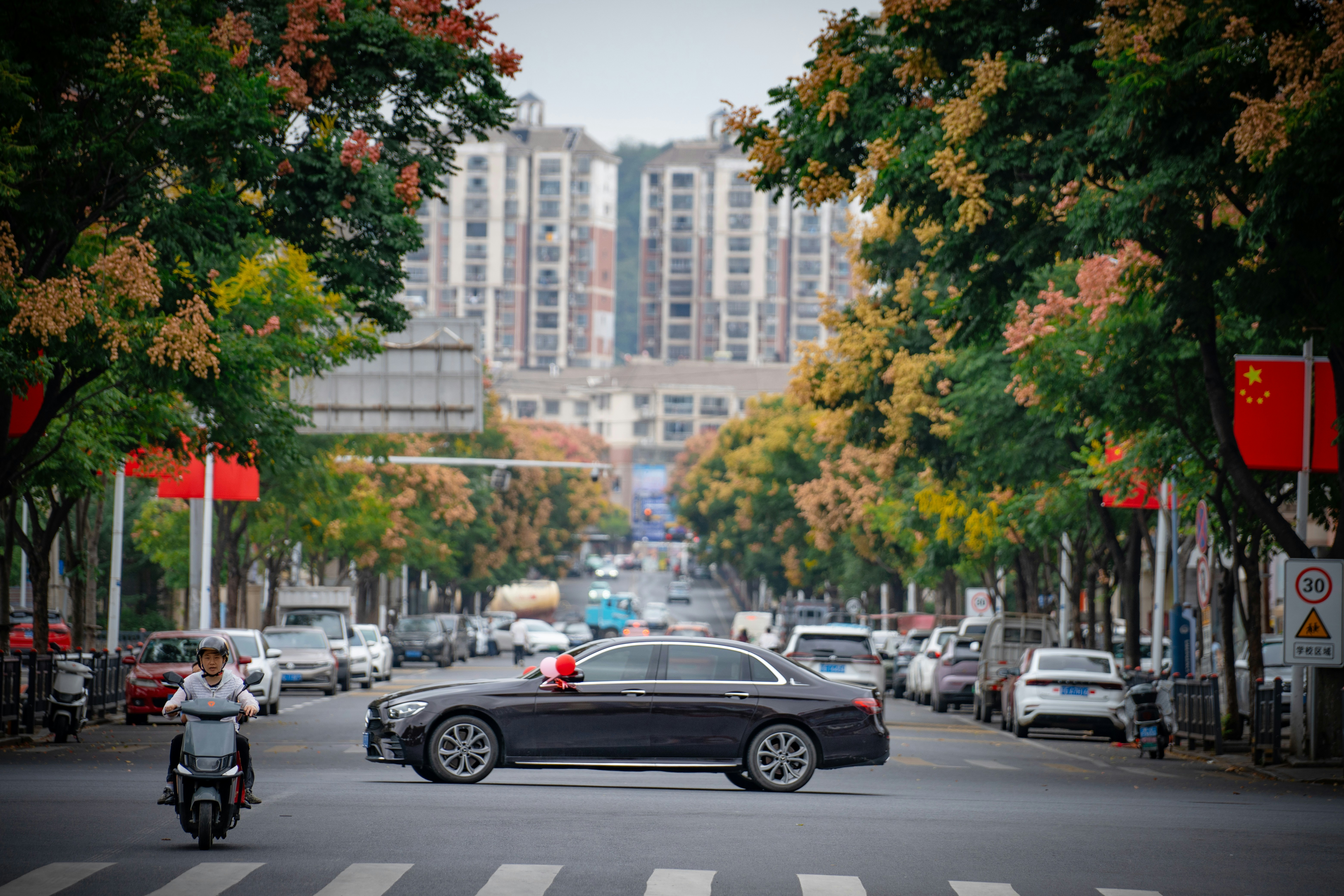 Midtown Standoff: A Sleek Convertible Holds Court at a Busy Intersection