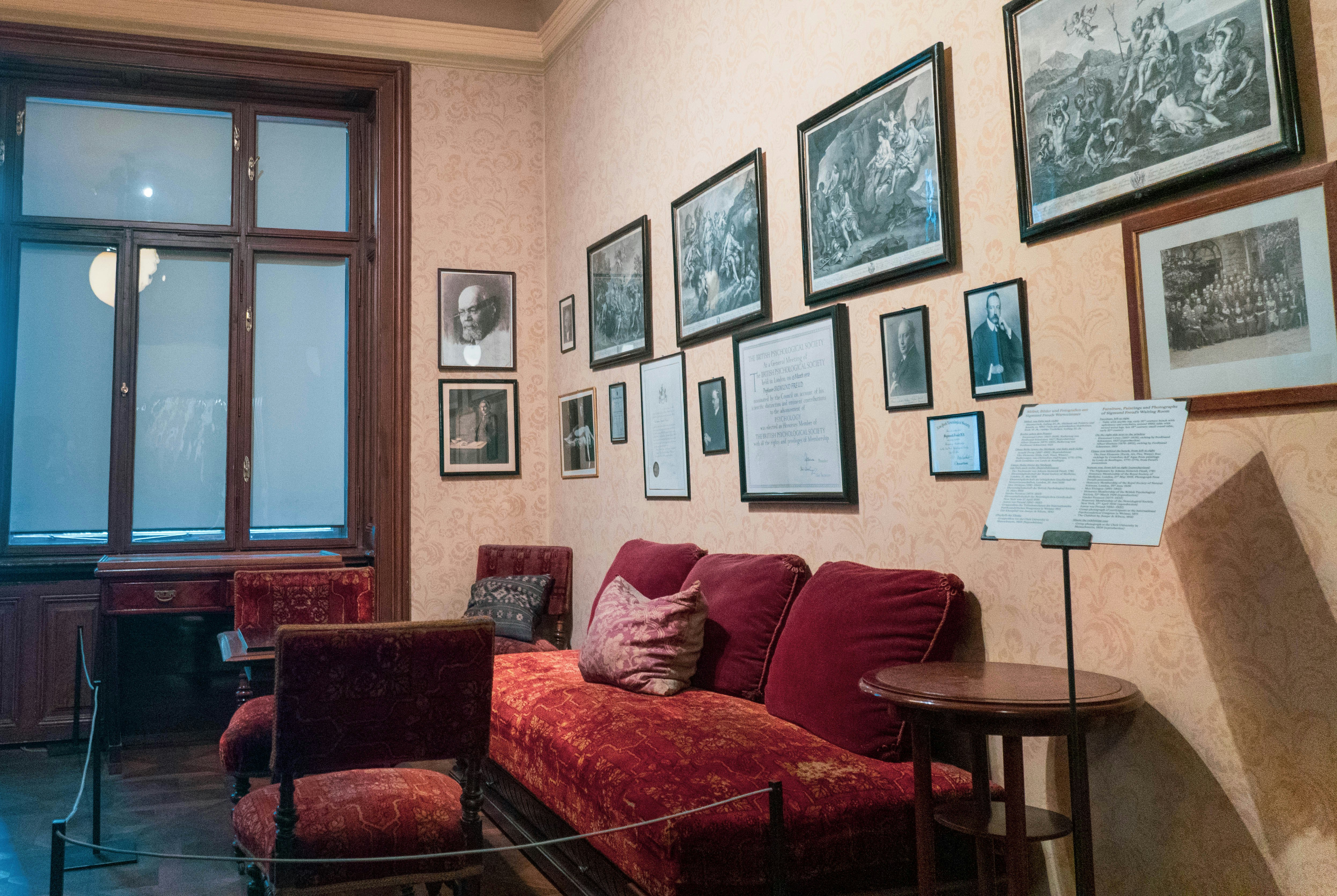 Red Velvet Lounge: Portrait Gallery in a Quiet Museum Corner