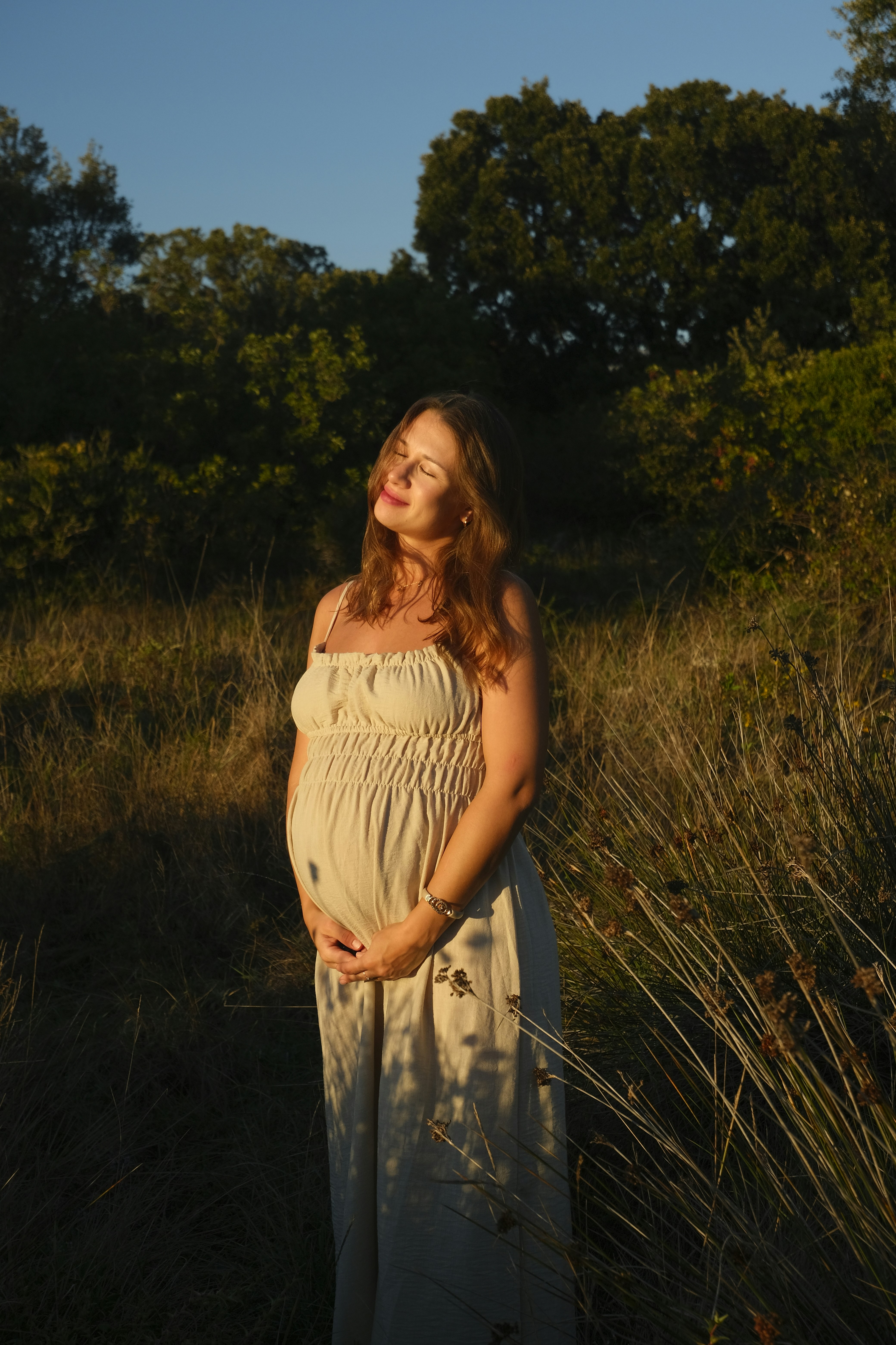 Sunlit Expecting: A Quiet Portrait in Warm Golden Light