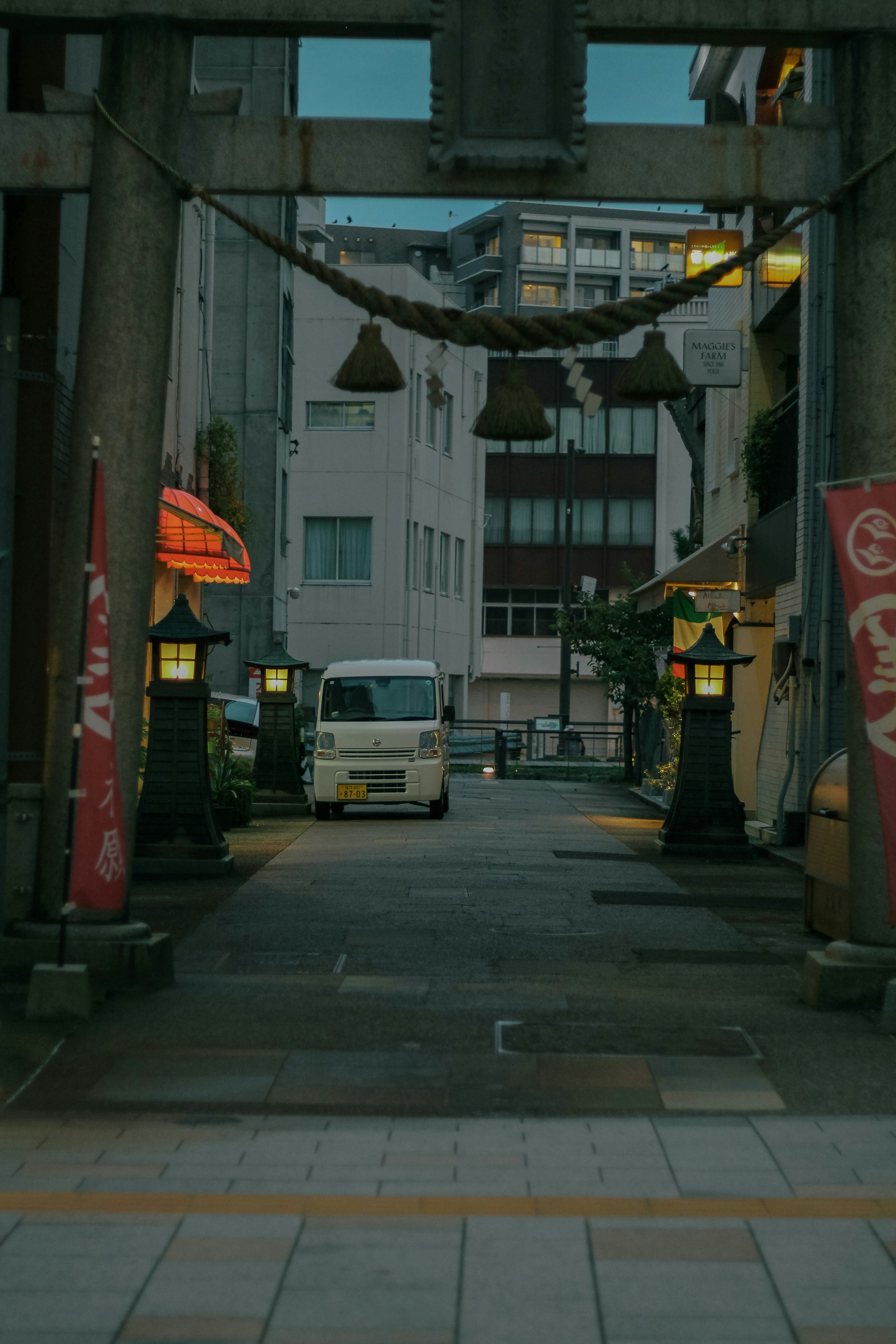 Temple Gate Street: A Quiet Corridor Framed by Lanterns and Urban Structures