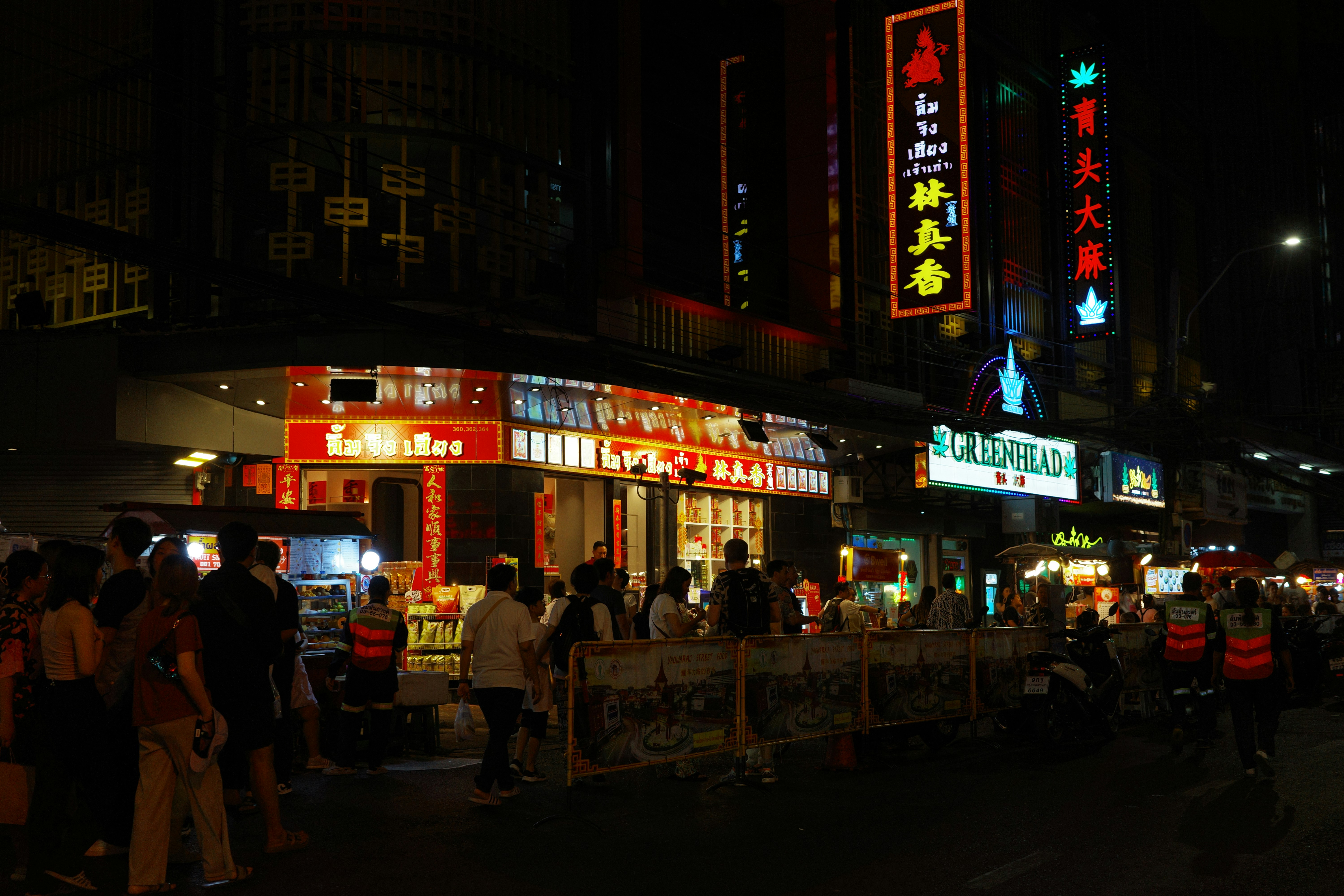 Neon Alley: Night Market Pulse Beneath Moving Signboards