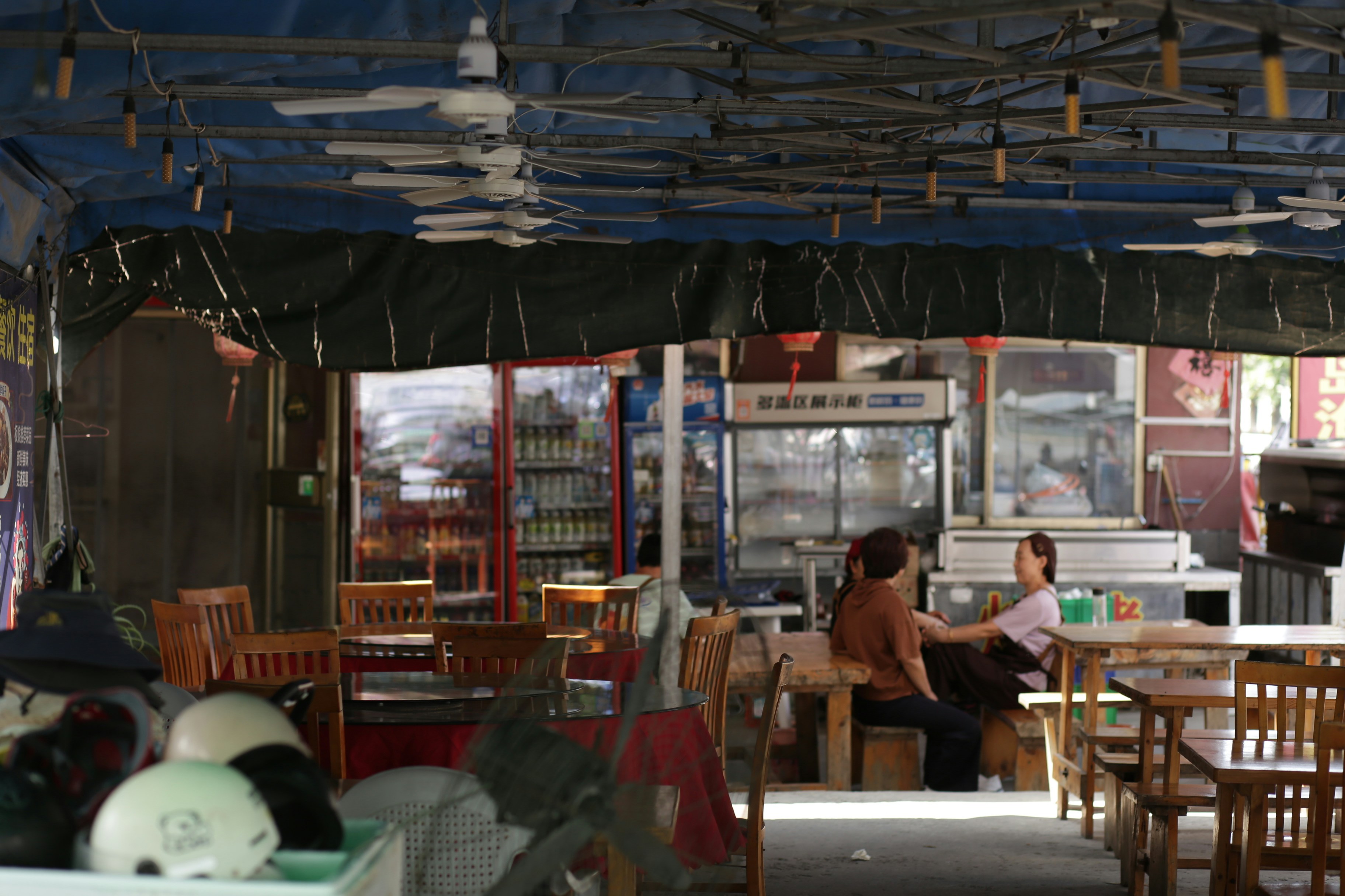 Quiet Conversation Under a Street-Side Canopy