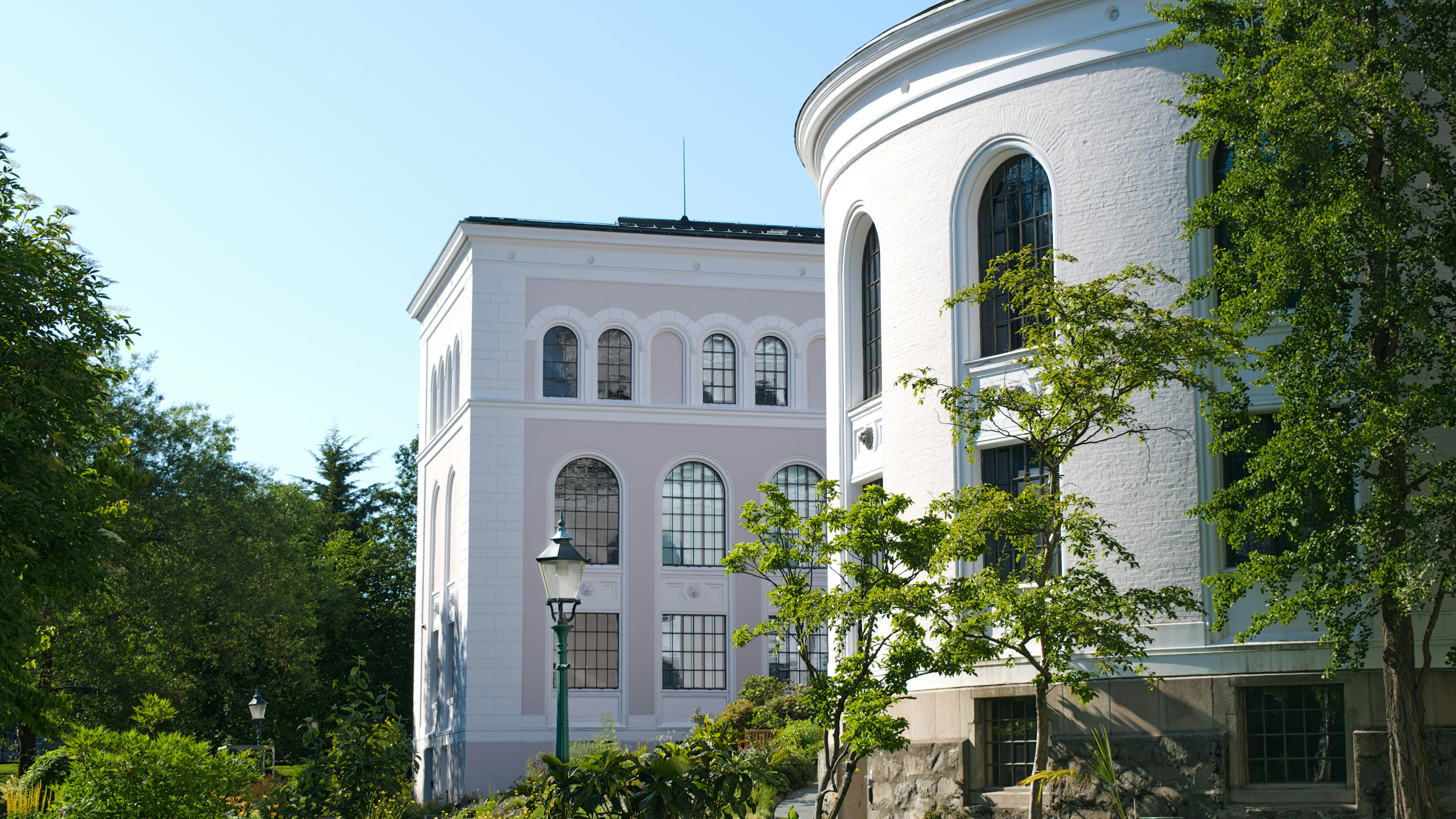 Curved Facade Convergence in a Sunlit Campus Courtyard