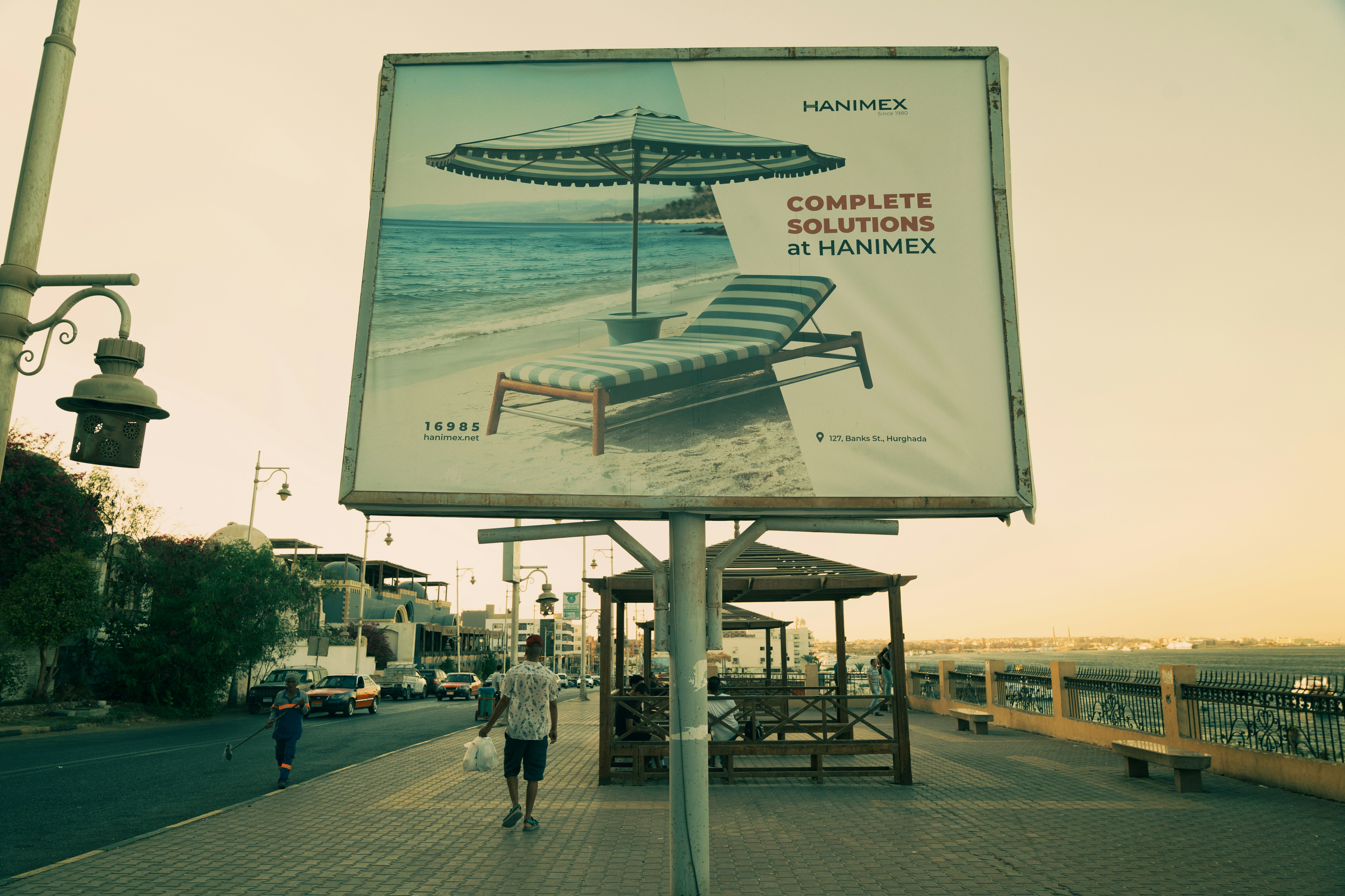 Billboard by the Sea: Sunset Promenade and a Framed Oasis