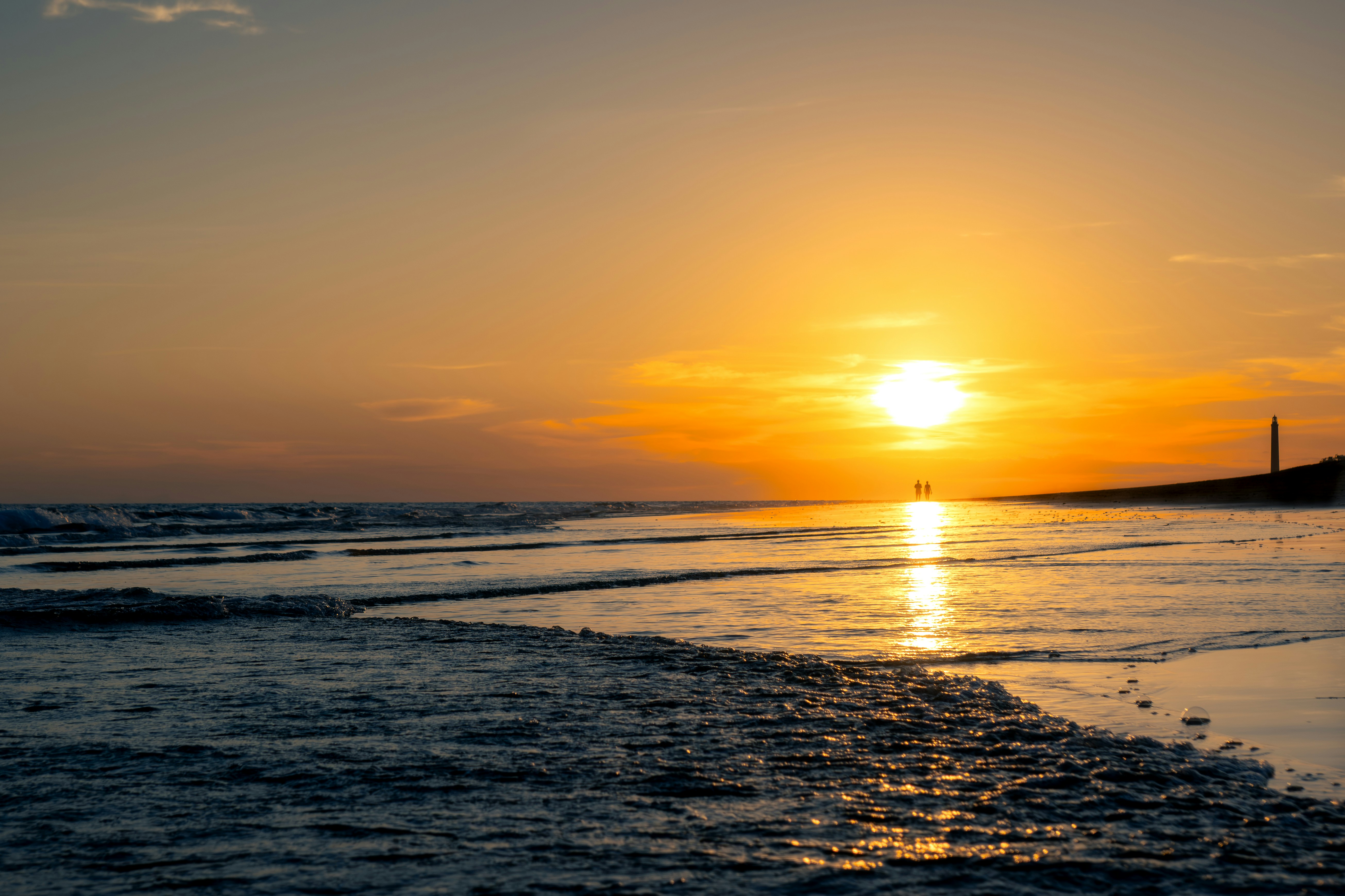 Sunsetting Shoreline: A Quiet Horizon Between Tide and Light