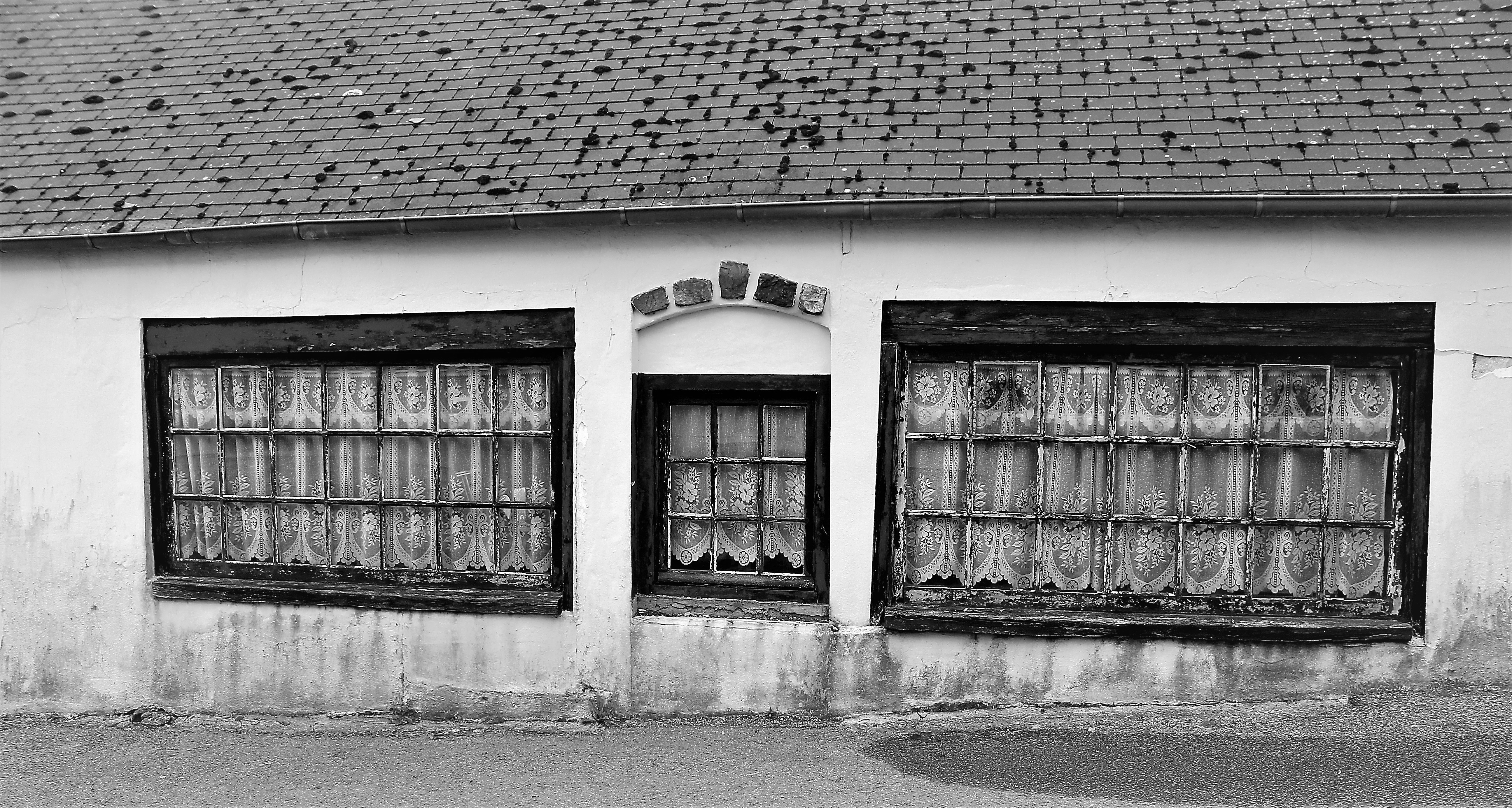 Symmetrical Facade with Central Window Niche