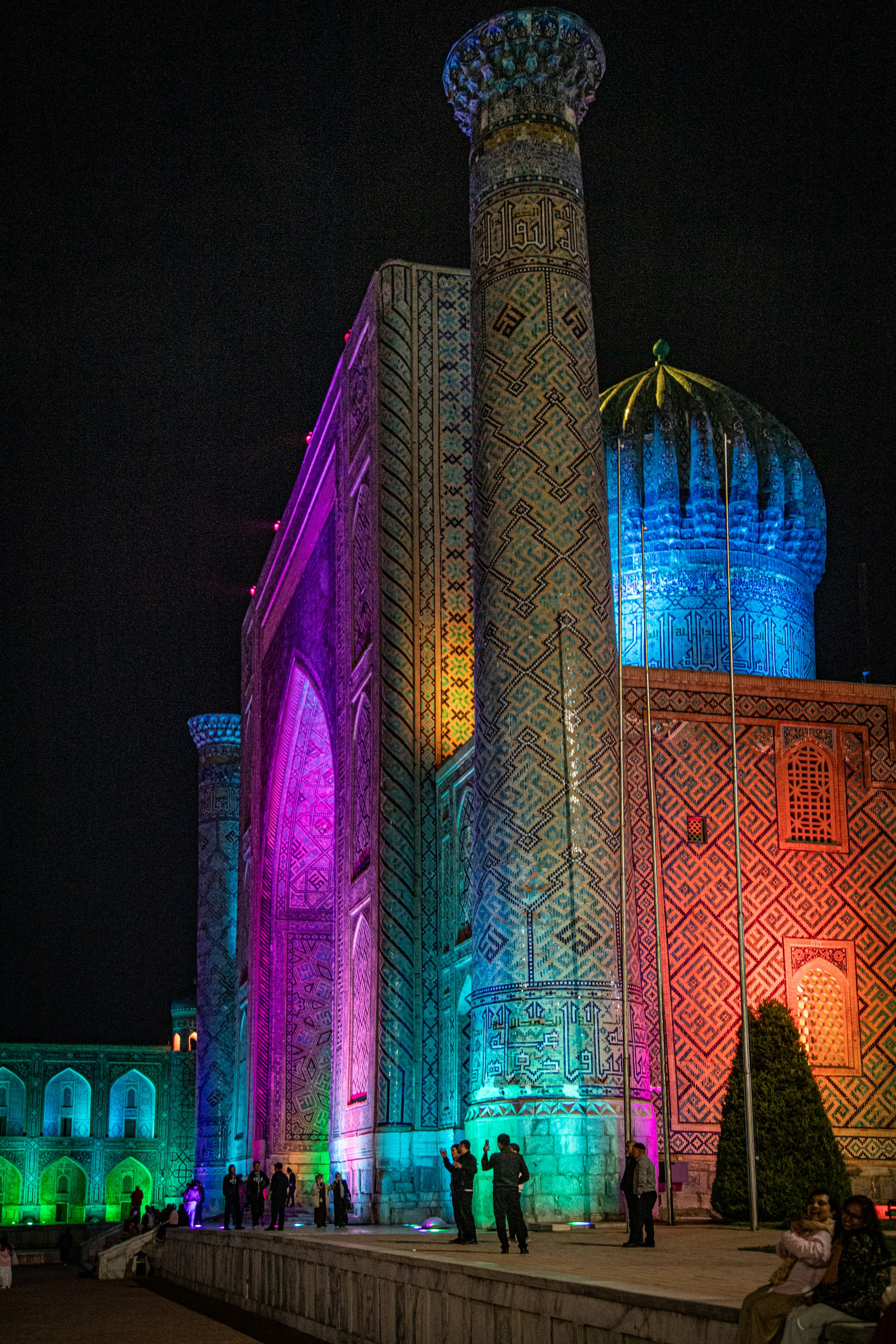 Chromatic Moonlit Mosque: Nighttime Illumination of Minarets and Dome