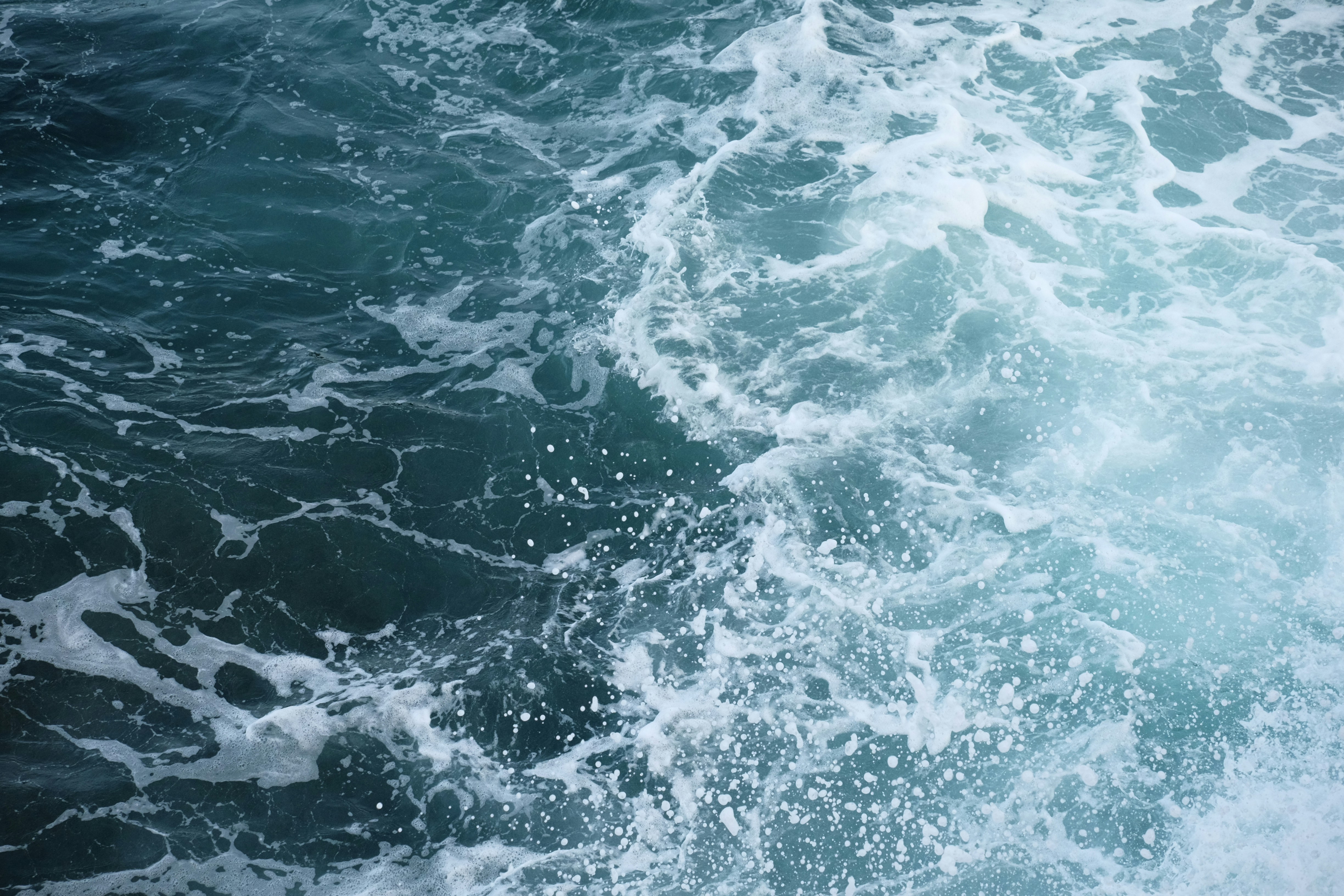 Cresting Swell: A Slice of Ocean in Motion