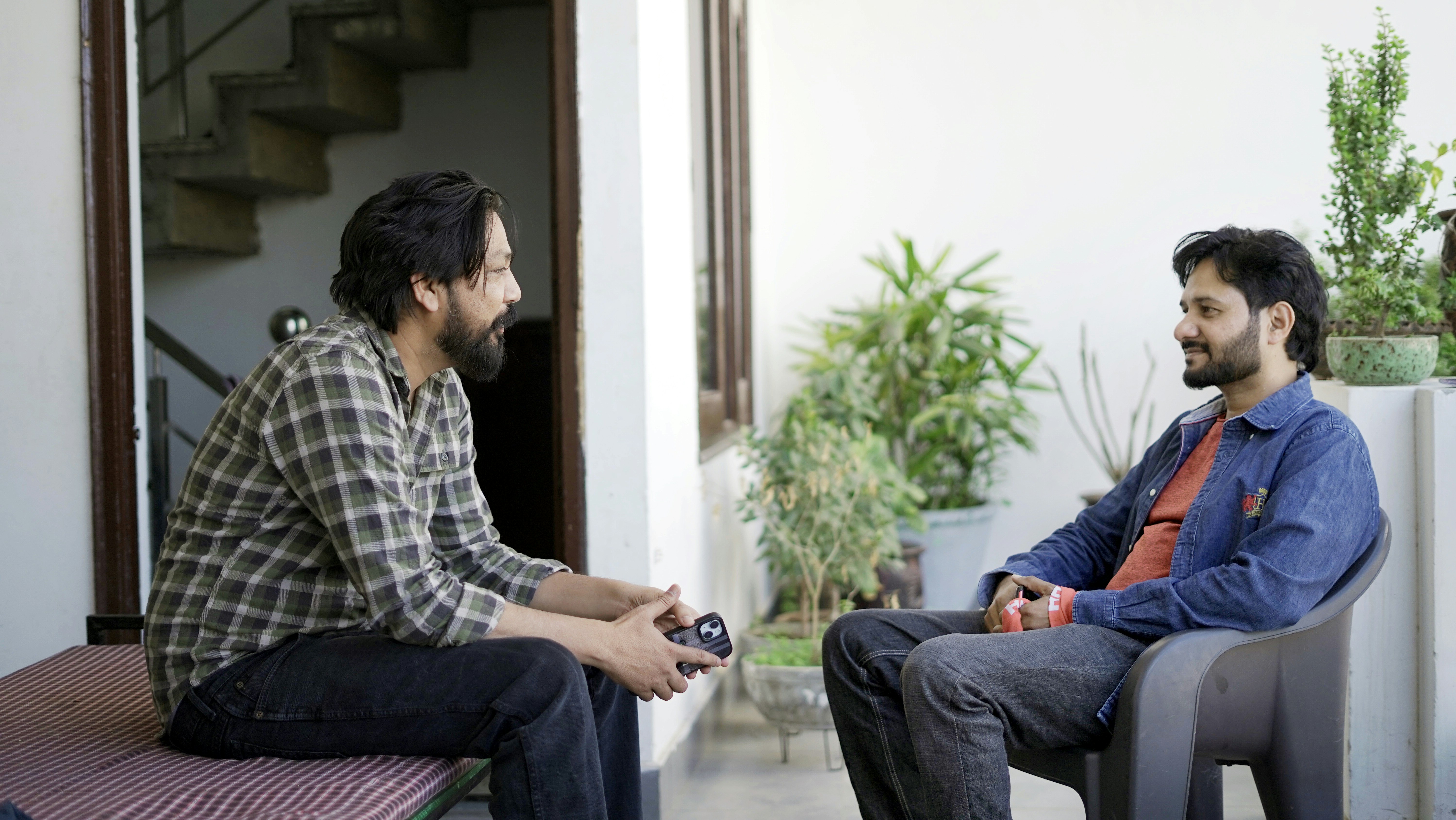 Casual rooftop chat: two friends enjoy a relaxed afternoon conversation